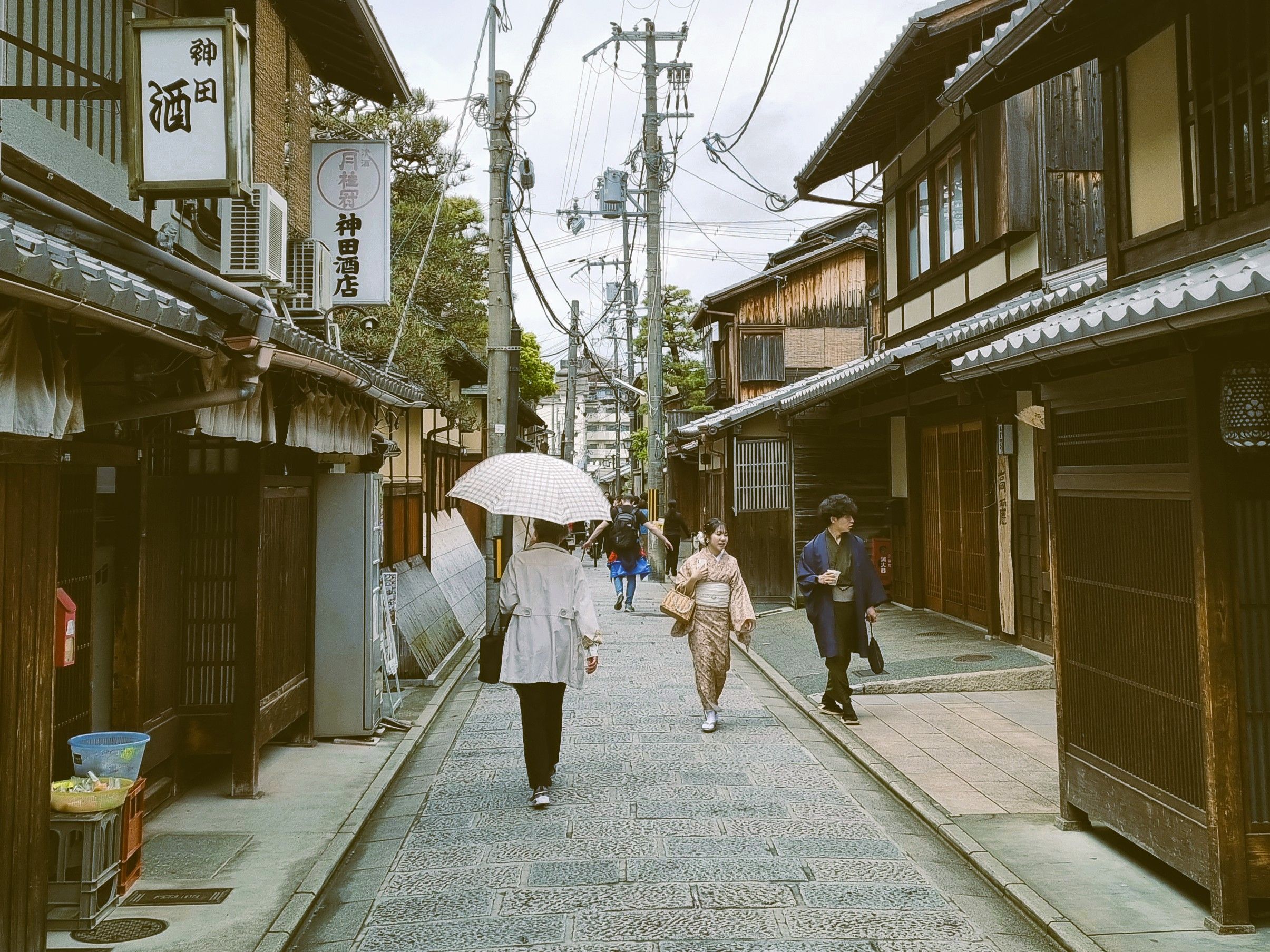 Traditional Street Scene in Kyoto, Japan · Free Stock Photo