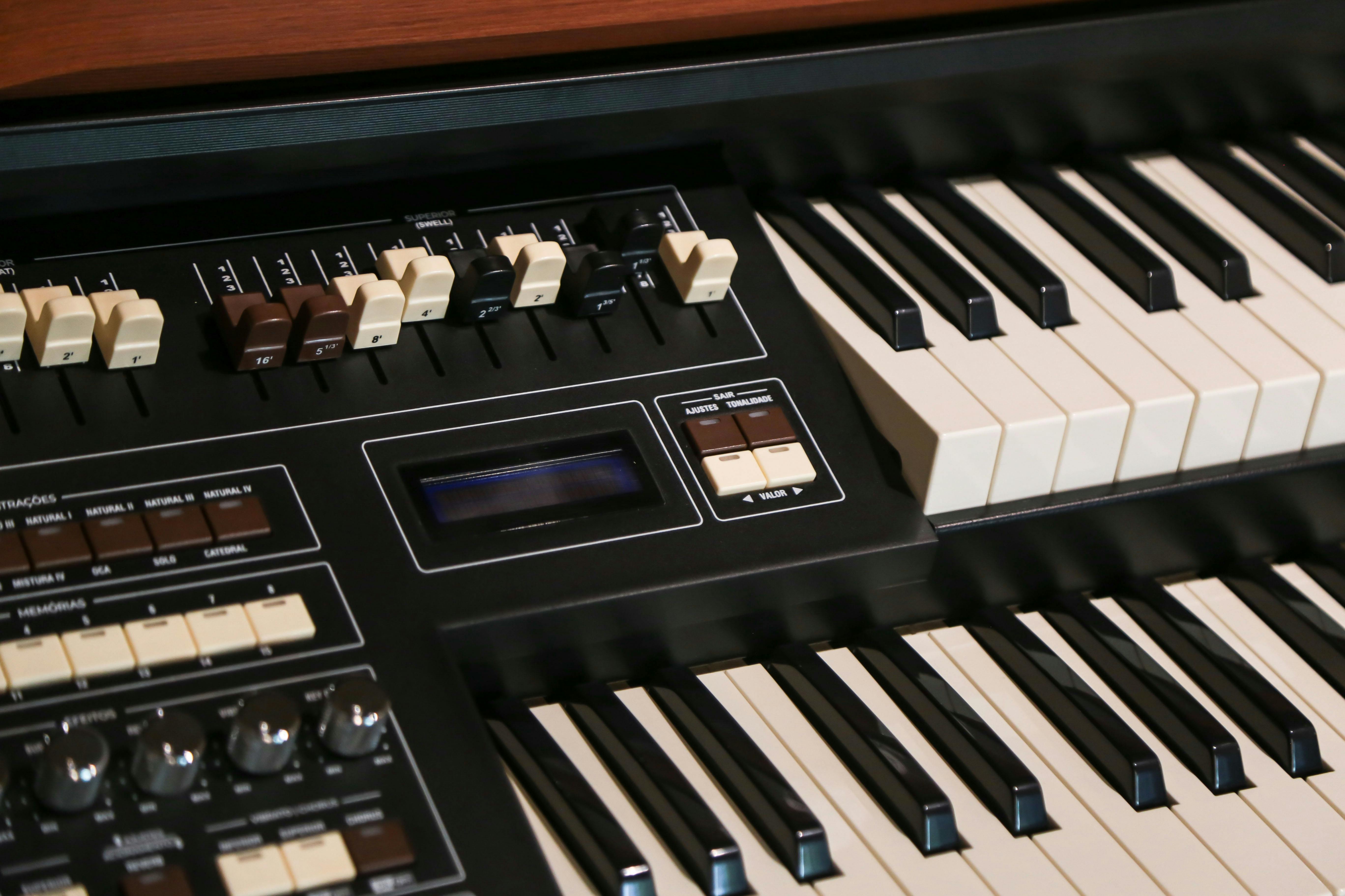 Vintage Electric Organ Keyboard Close-up · Free Stock Photo