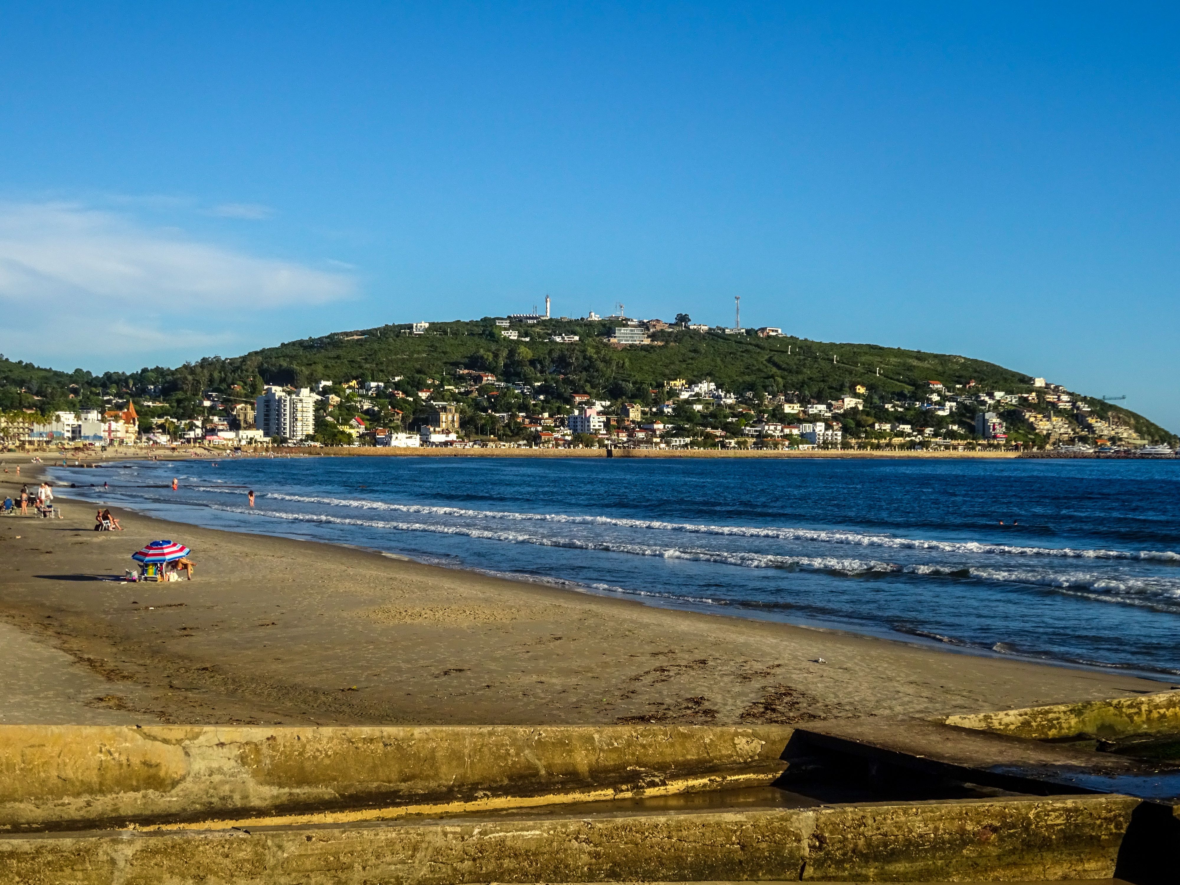 Vista Panorámica De La Playa De Piriápolis, Uruguay · Foto de stock ...