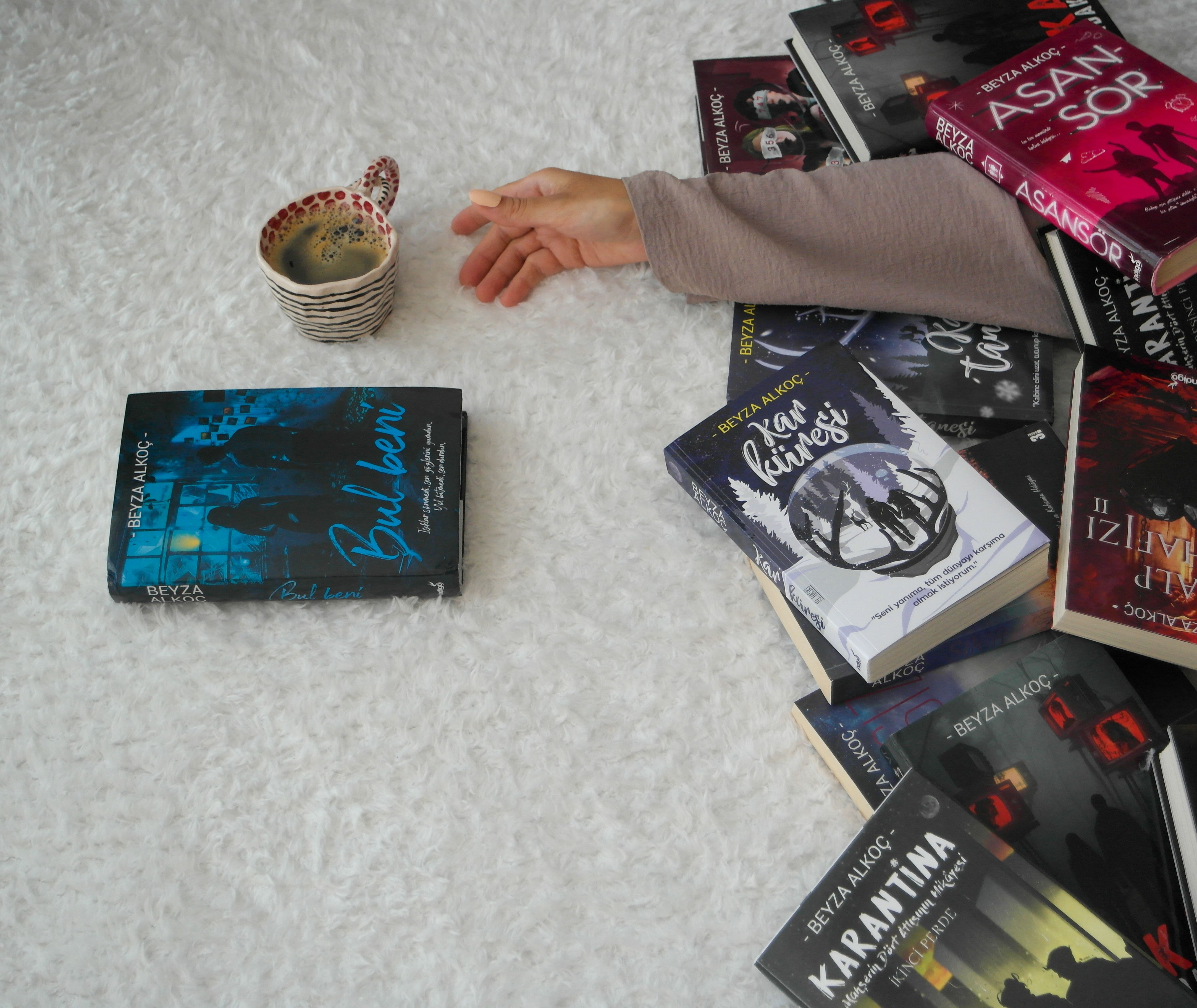 Cozy Reading Scene with Books and Tea · Free Stock Photo