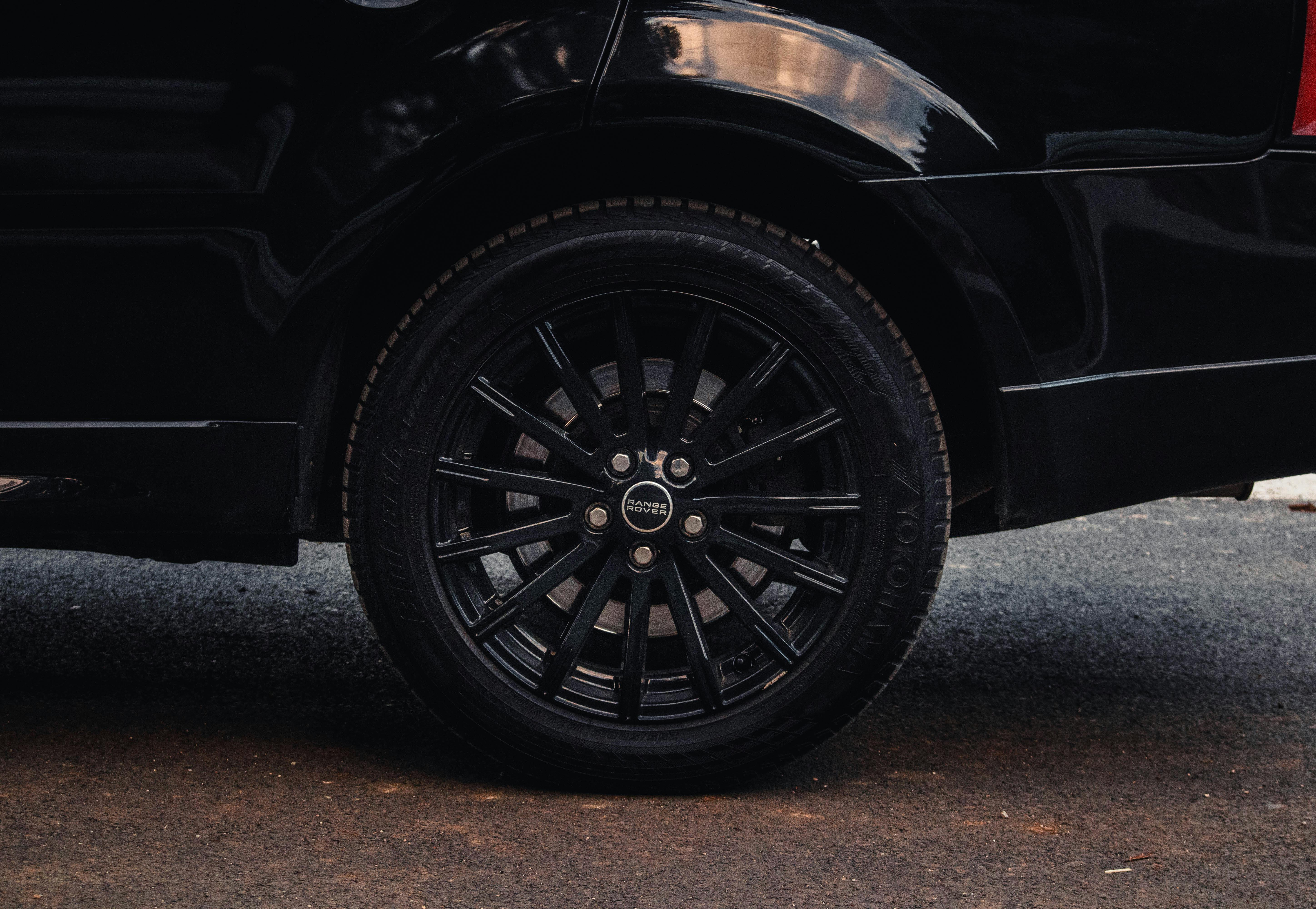 Close-Up of Black Range Rover Wheel in Sarajevo · Free Stock Photo