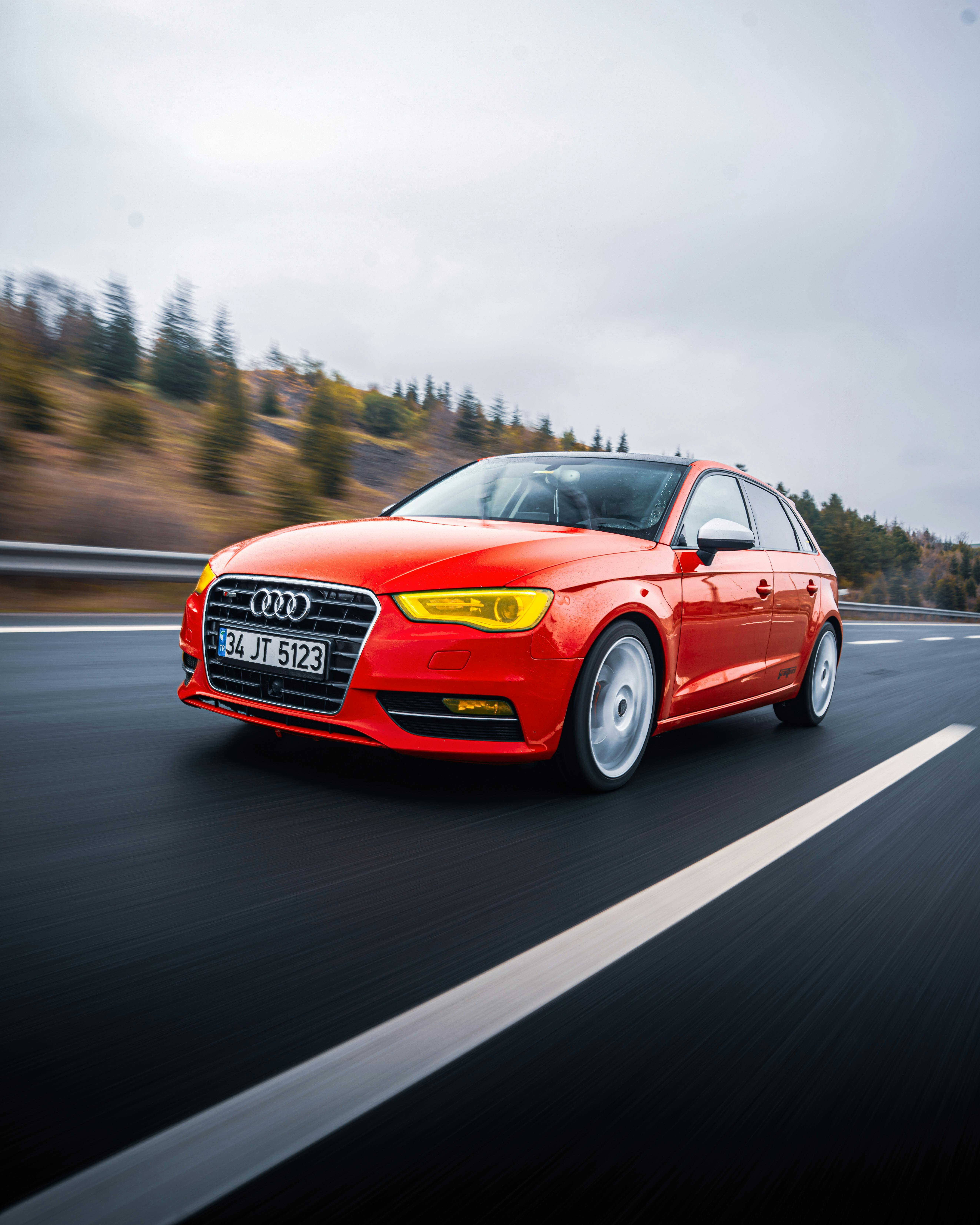 Kırmızı Audi Araba Türkiye Otoyolunda Sürüyor · Ücretsiz Stok Fotoğraf