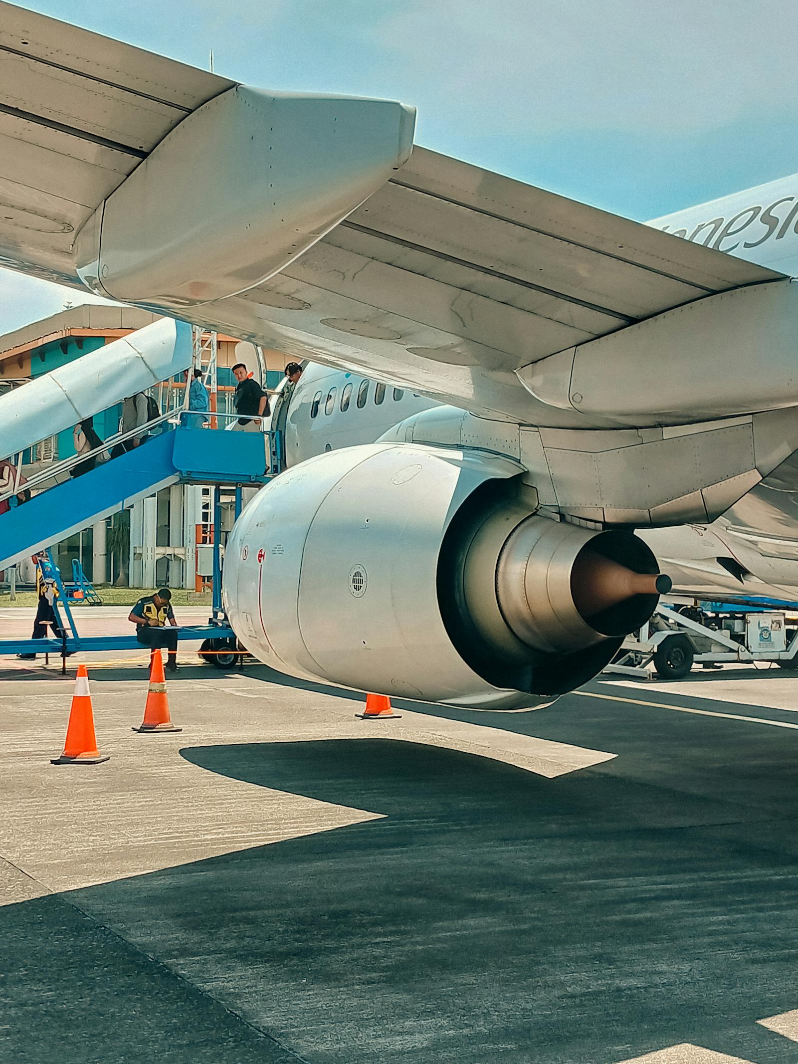 Plane In The Sky Photos, Download The BEST Free Plane In The Sky Stock ...