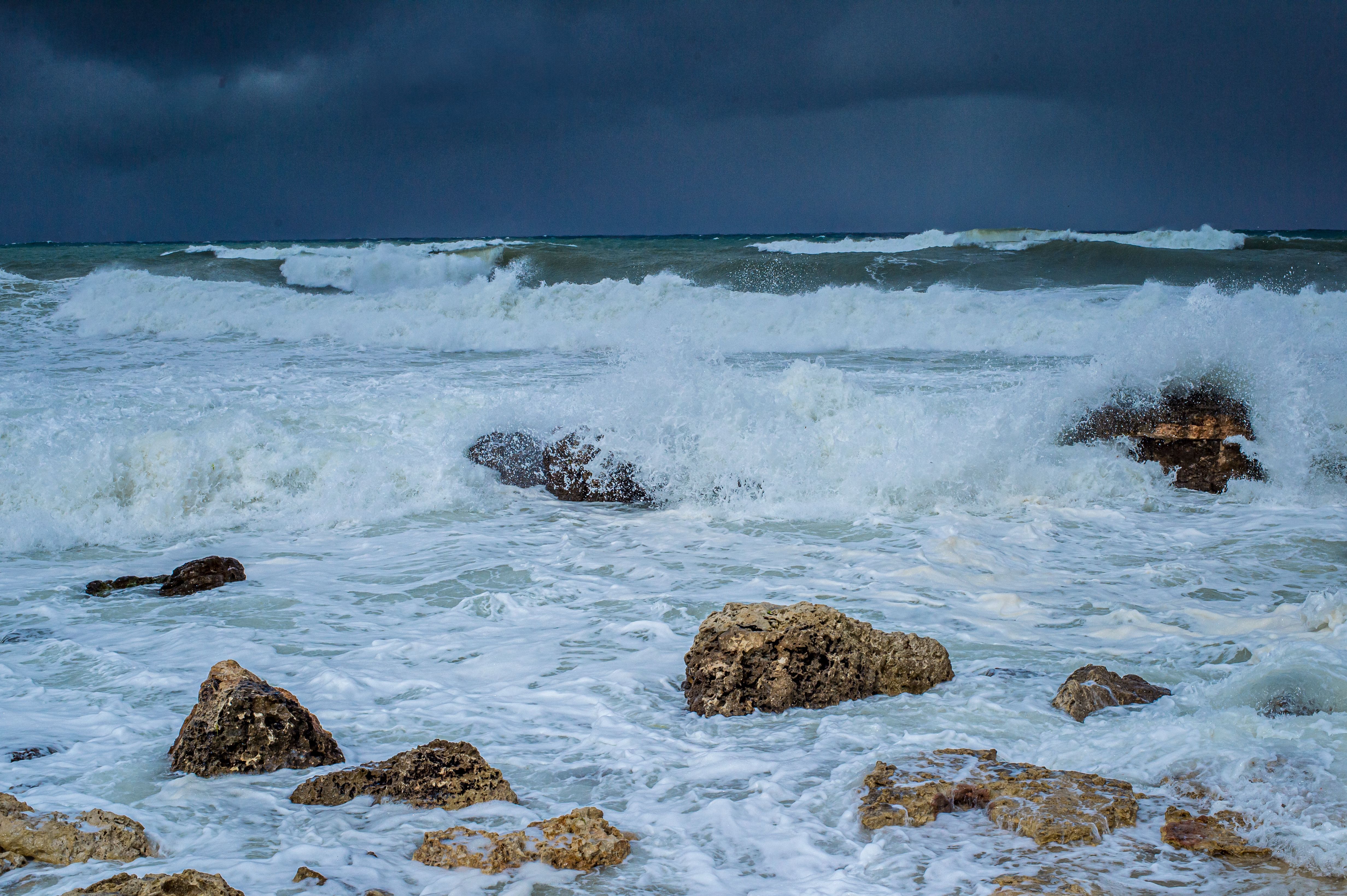 Dramatic Ocean Waves Crashing on Rocky Shoreline · Free Stock Photo