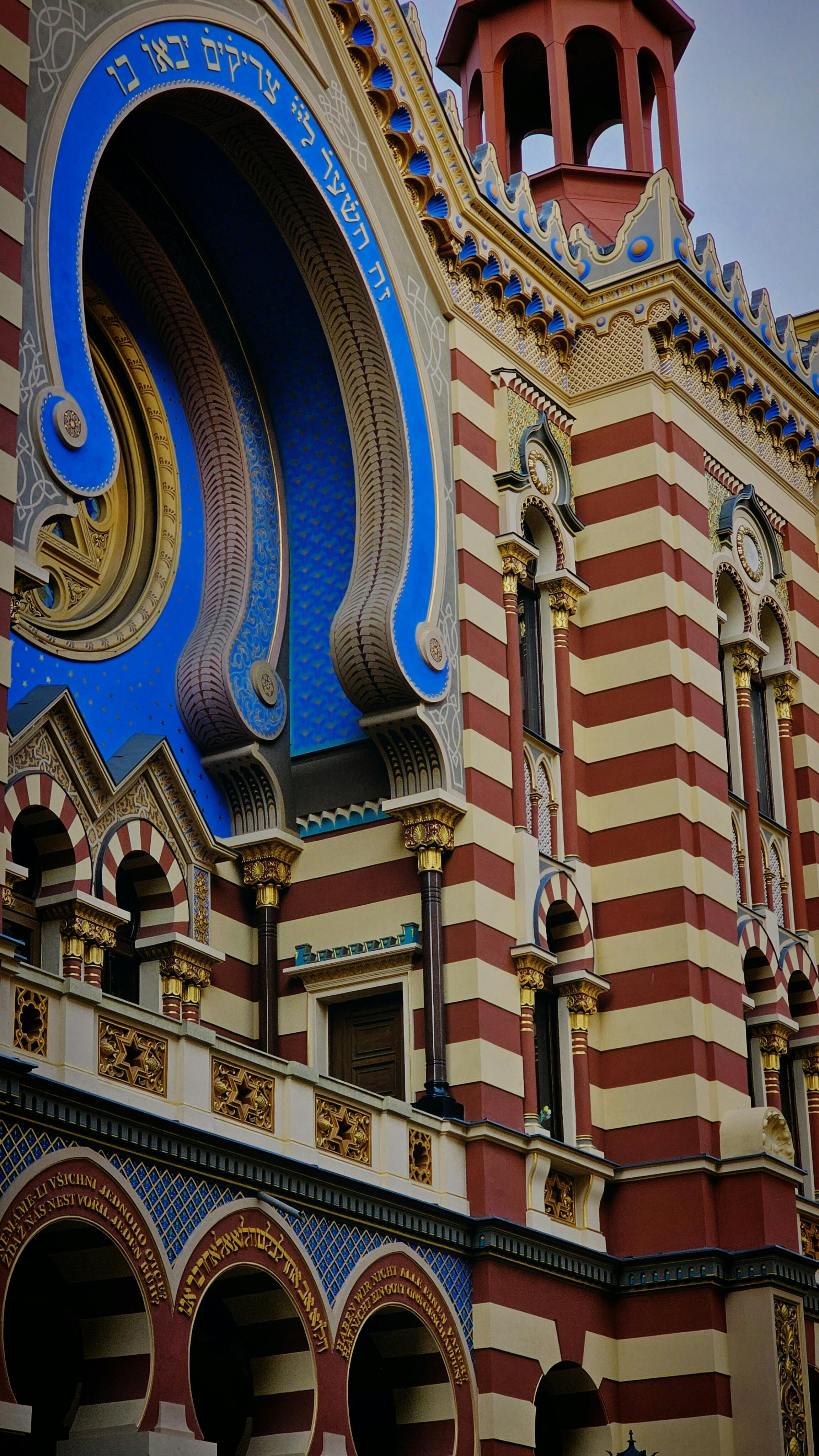 Vibrant Facade of Historic Synagogue · Free Stock Photo