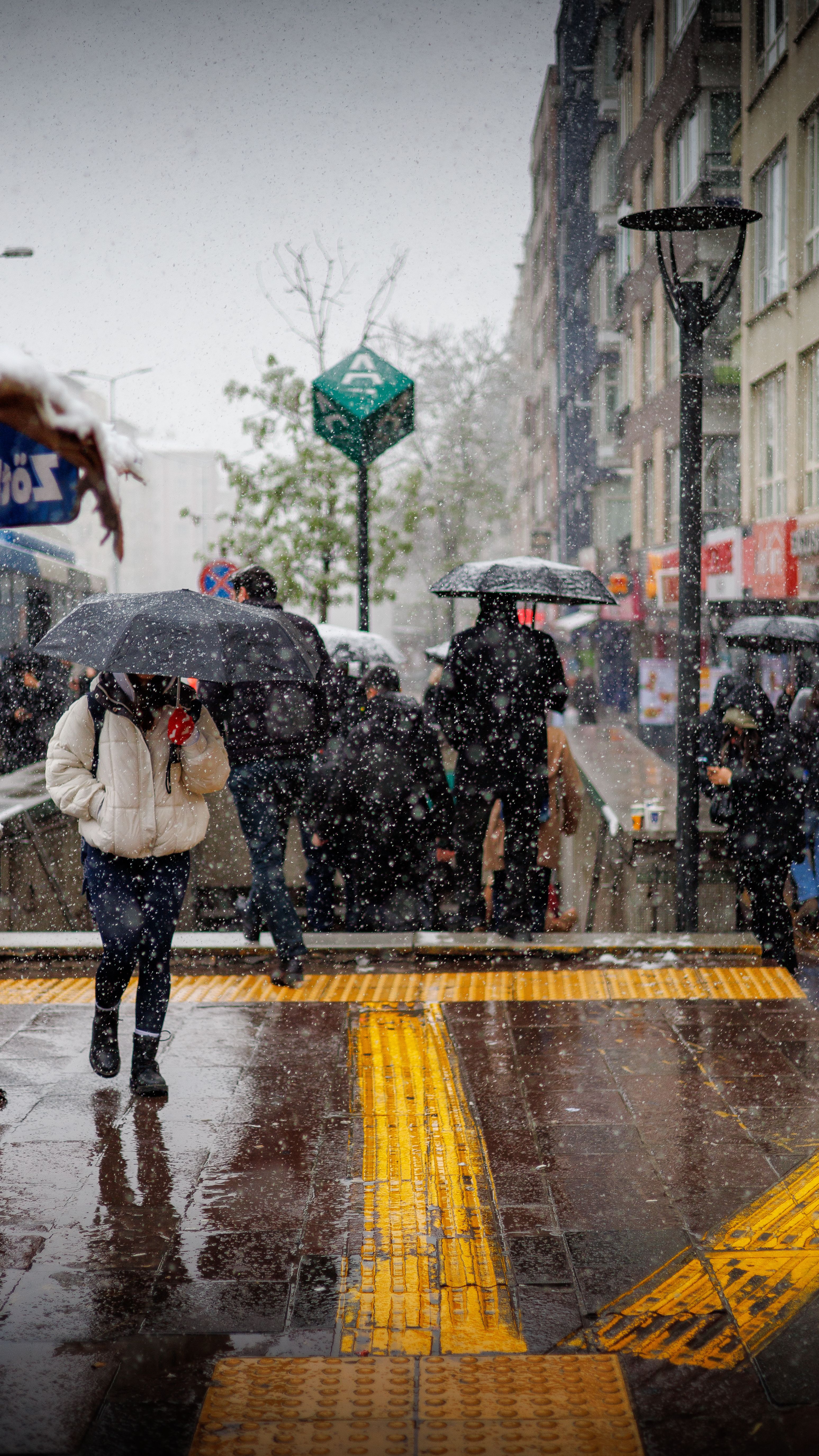 Urban Street Scene in Rainy Weather · Free Stock Photo