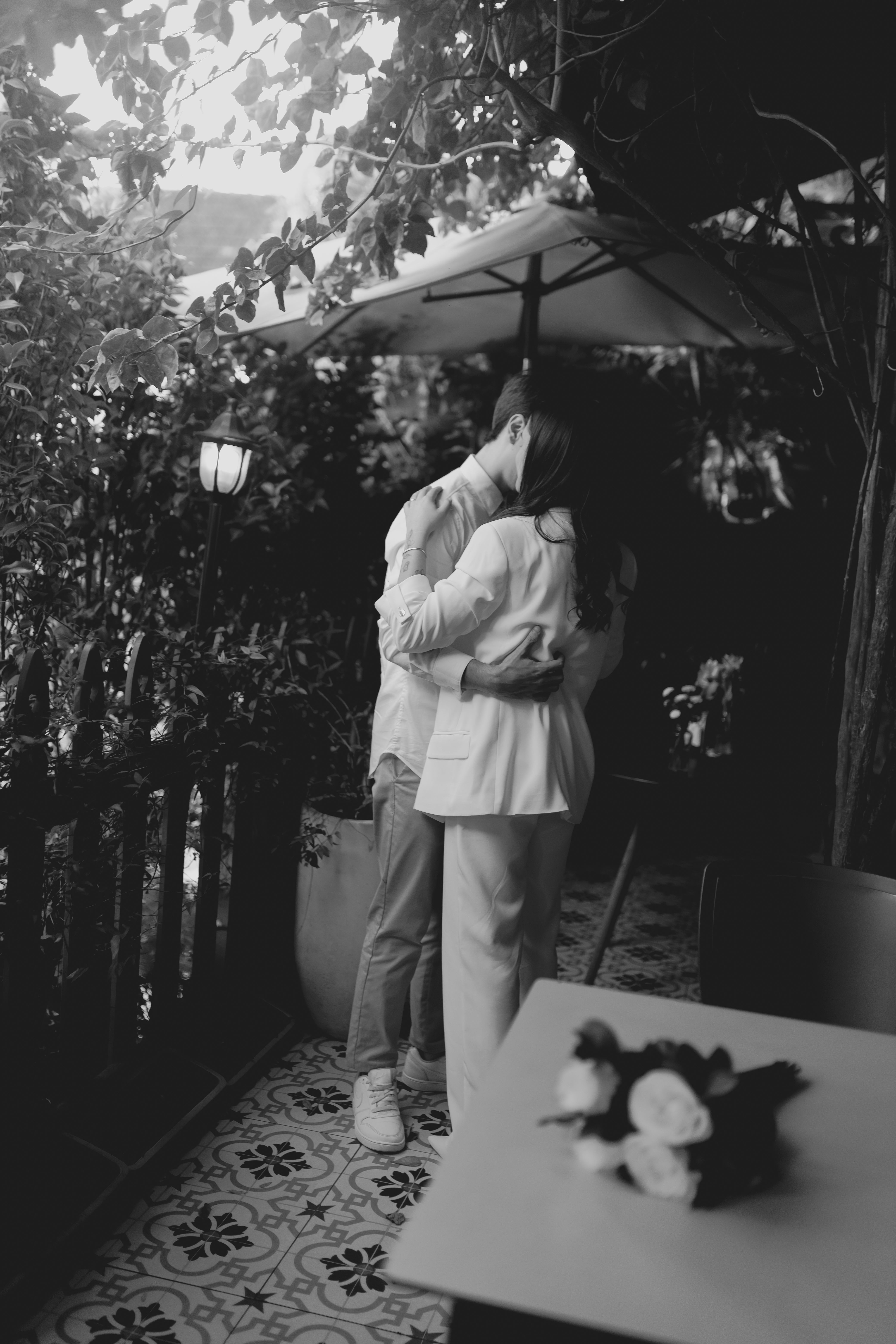 Romantic Black and White Outdoor Embrace · Free Stock Photo