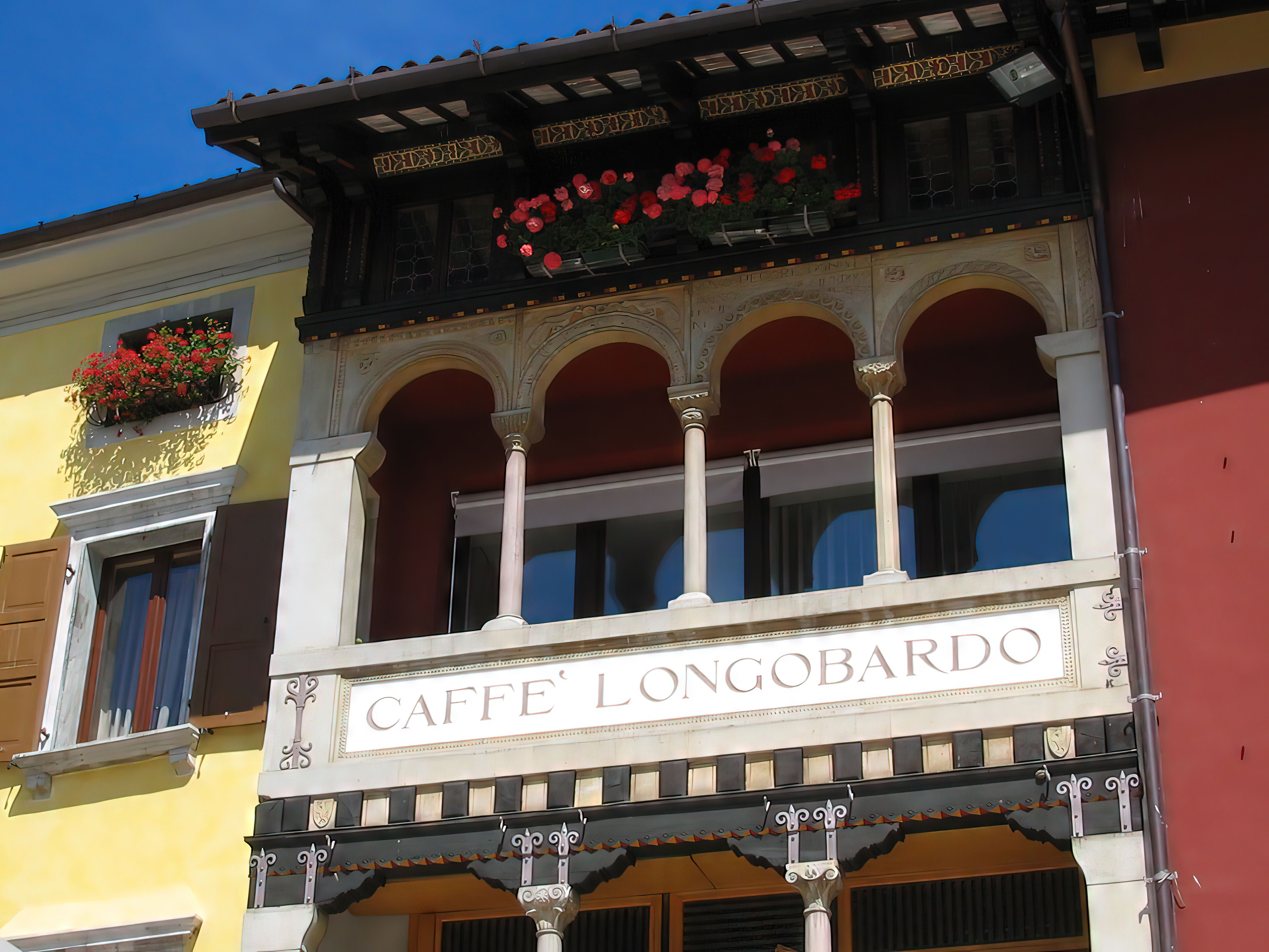 Charming Italian Café with Elegant Architecture · Free Stock Photo