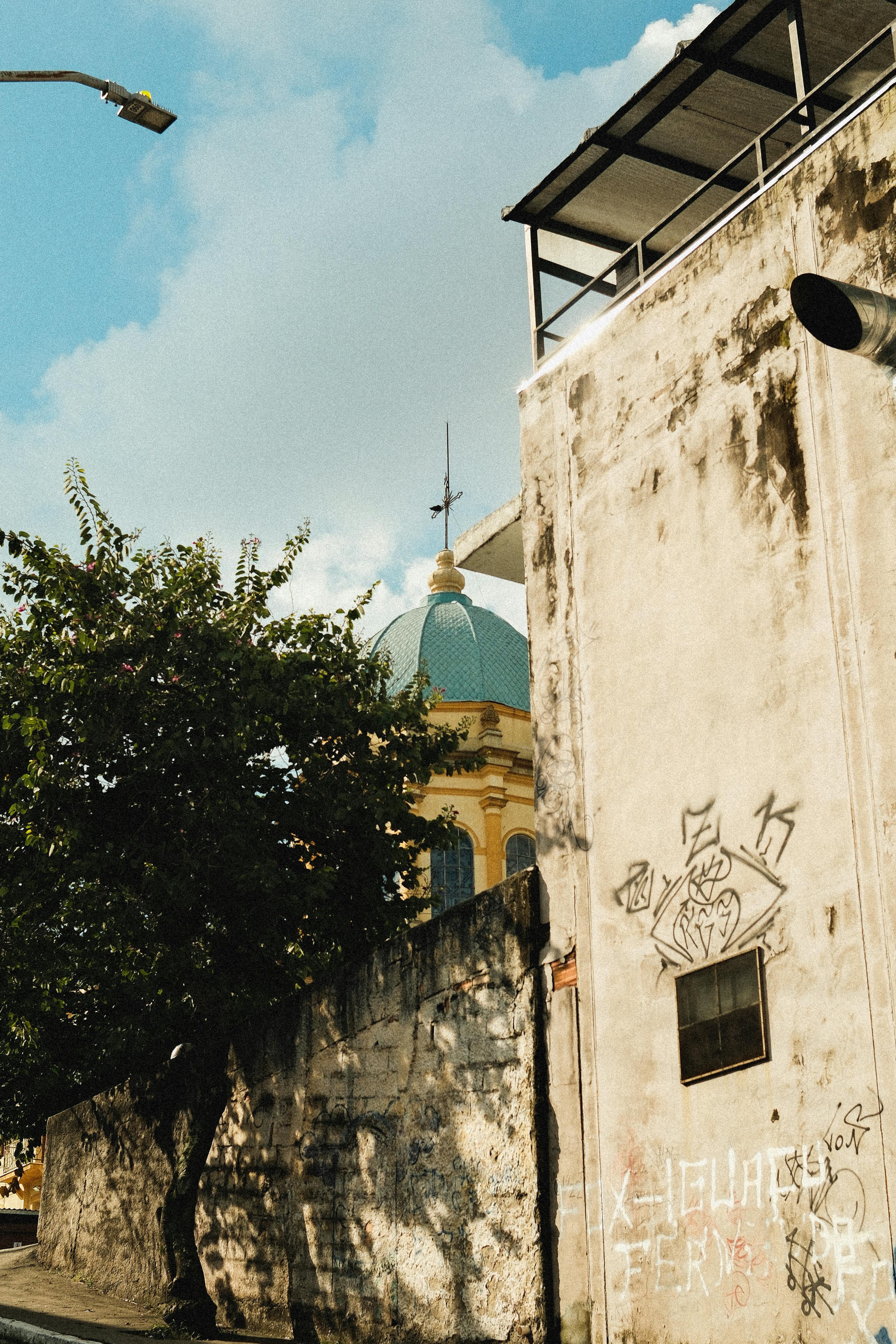 Urban Street Scene with Graffiti and Dome · Free Stock Photo