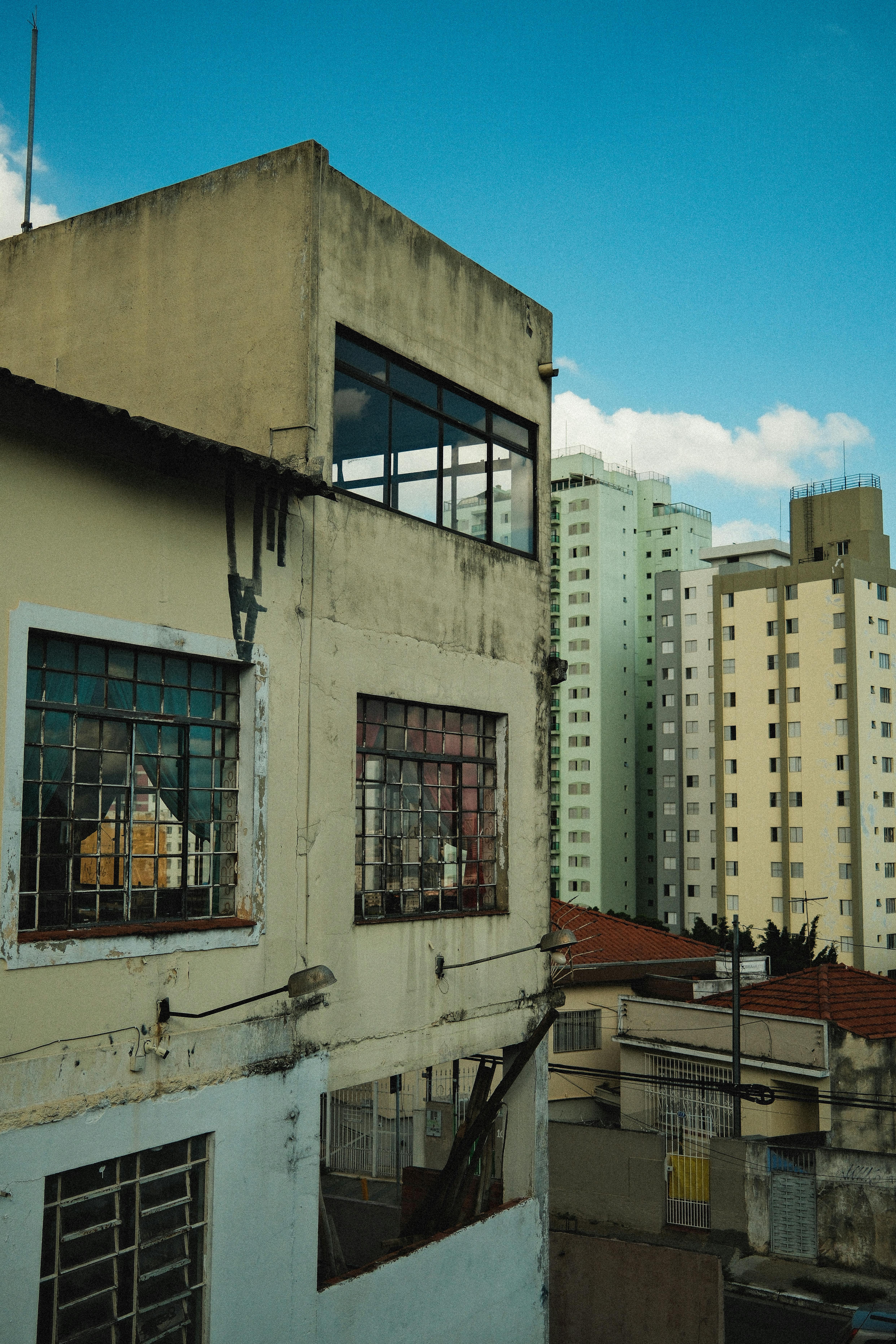 Urban Contrast: Old and New Architecture · Free Stock Photo