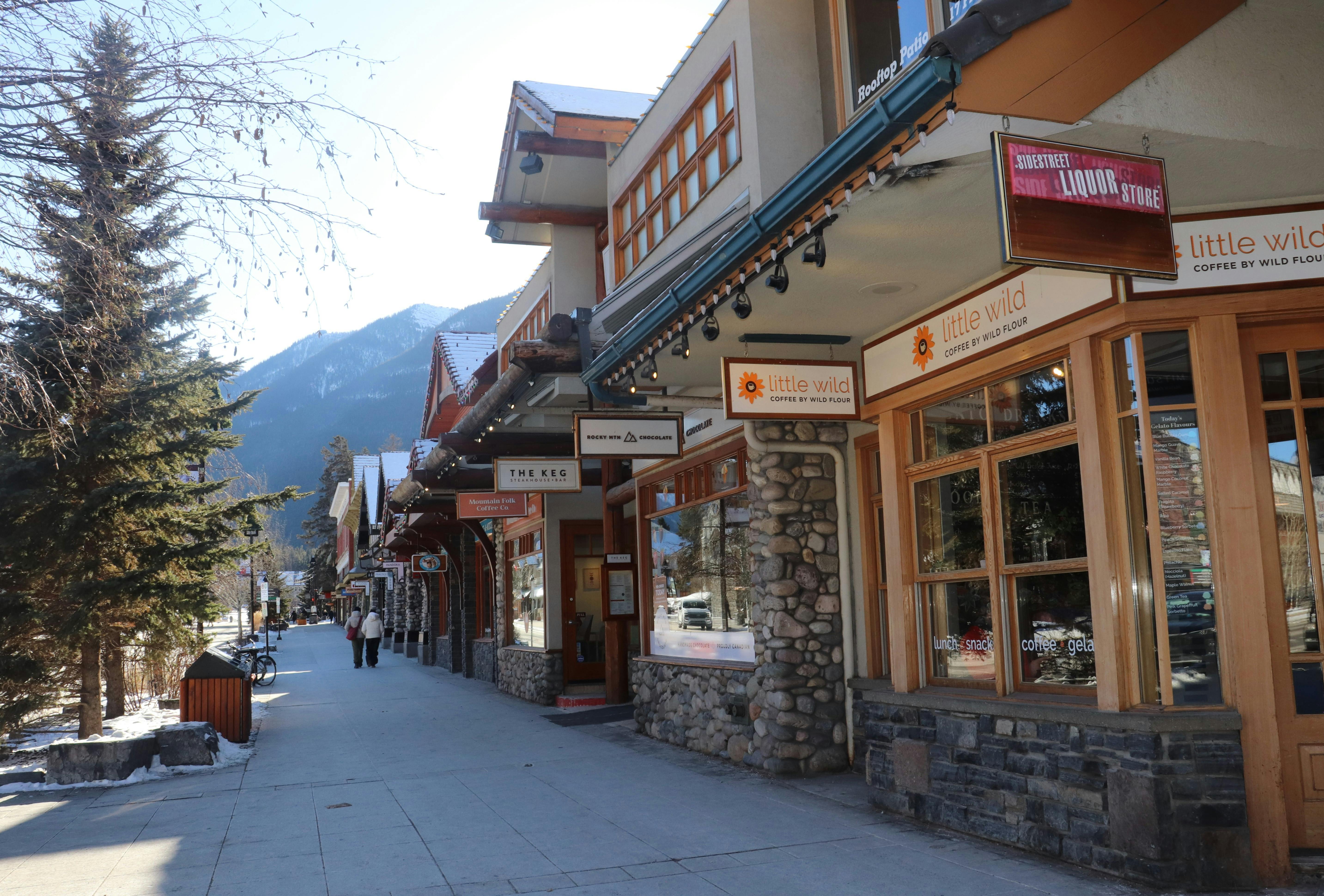 Charming Banff Streetscape with Mountain View · Free Stock Photo