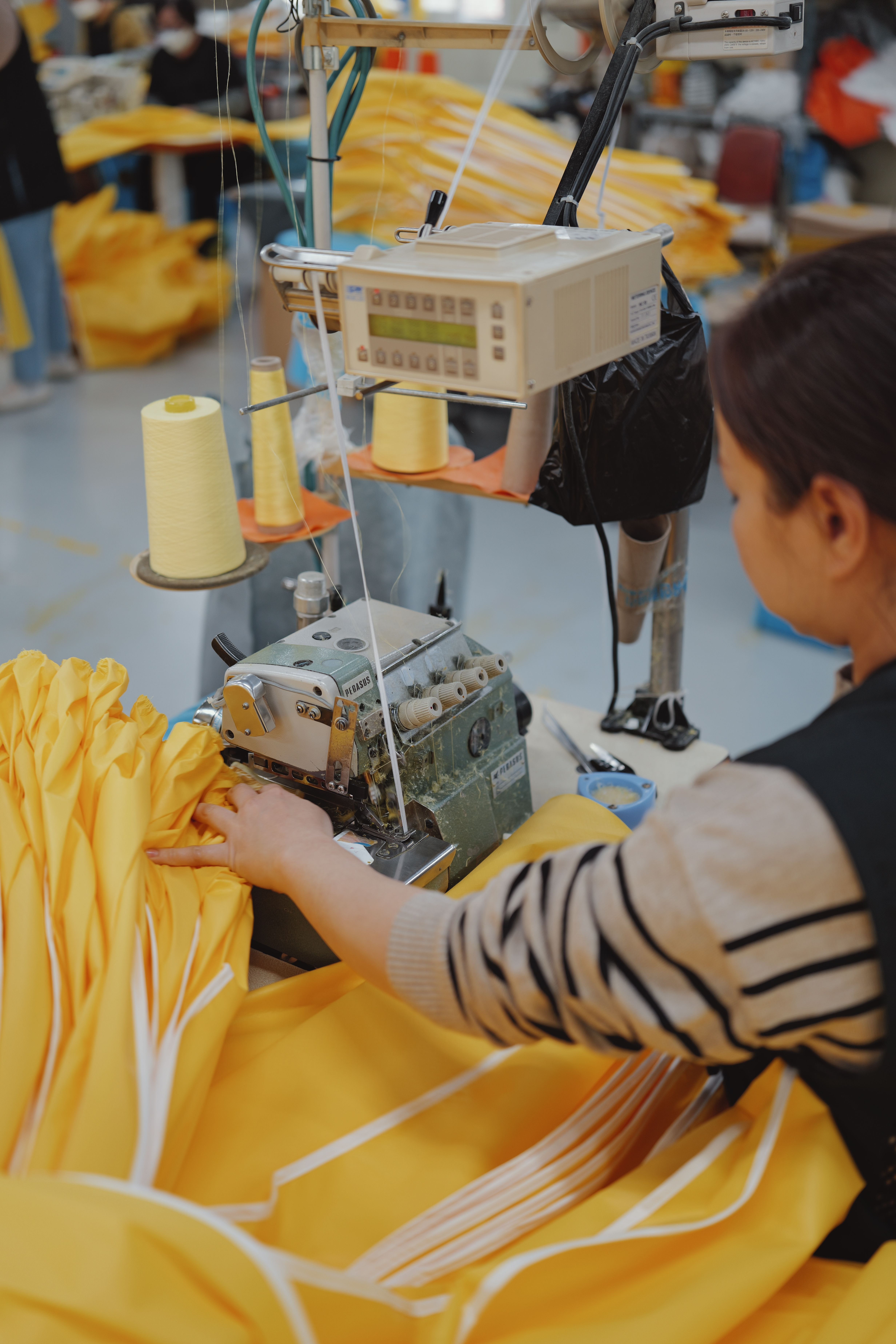 Trabalhador Têxtil Operando Máquina De Costura Em Fábrica · Foto ...