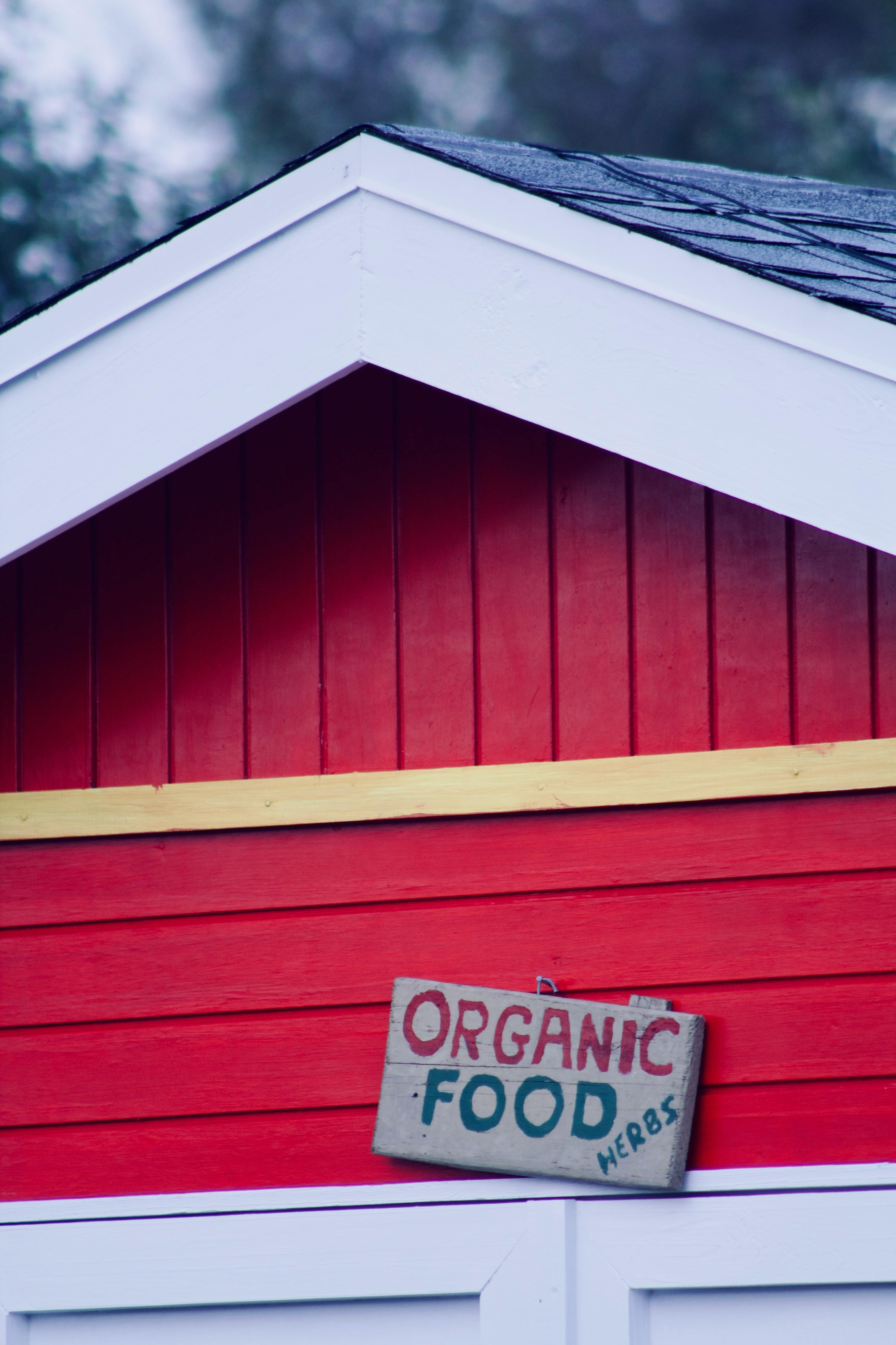 Red Barn with Organic Food Sign · Free Stock Photo