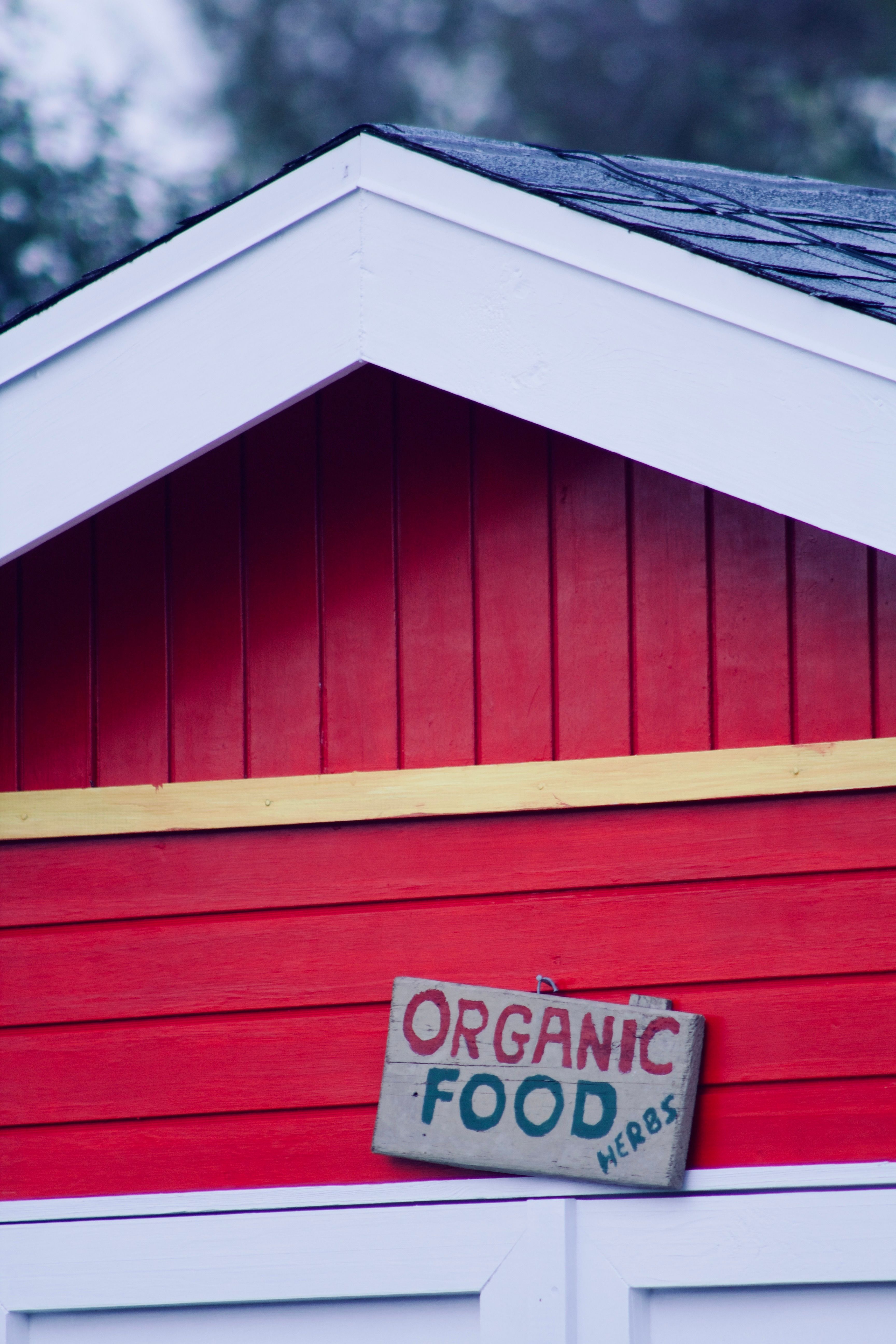 Red Barn with Organic Food Sign · Free Stock Photo