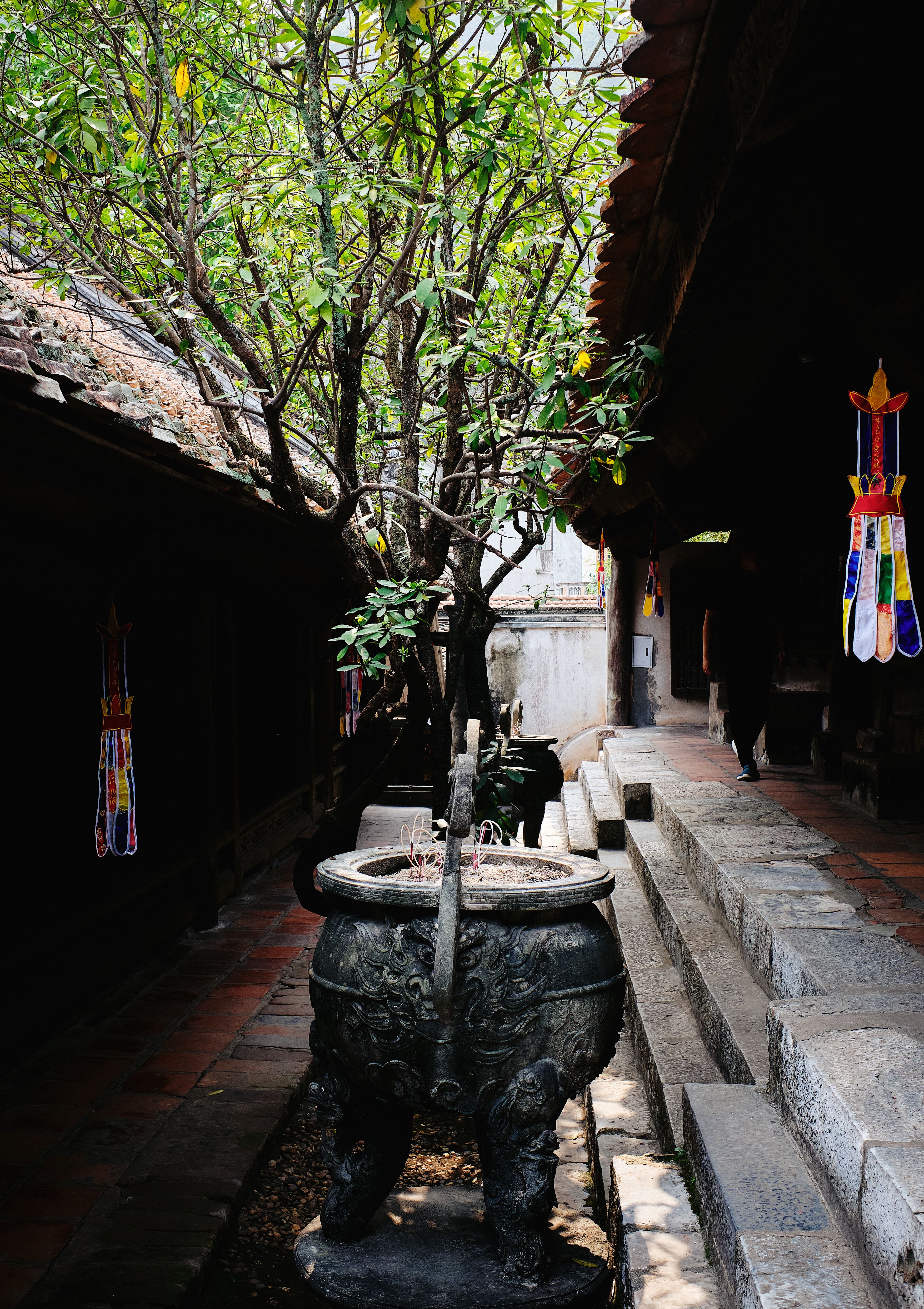 Long pathway surrounded by stone lantern · Free Stock Photo