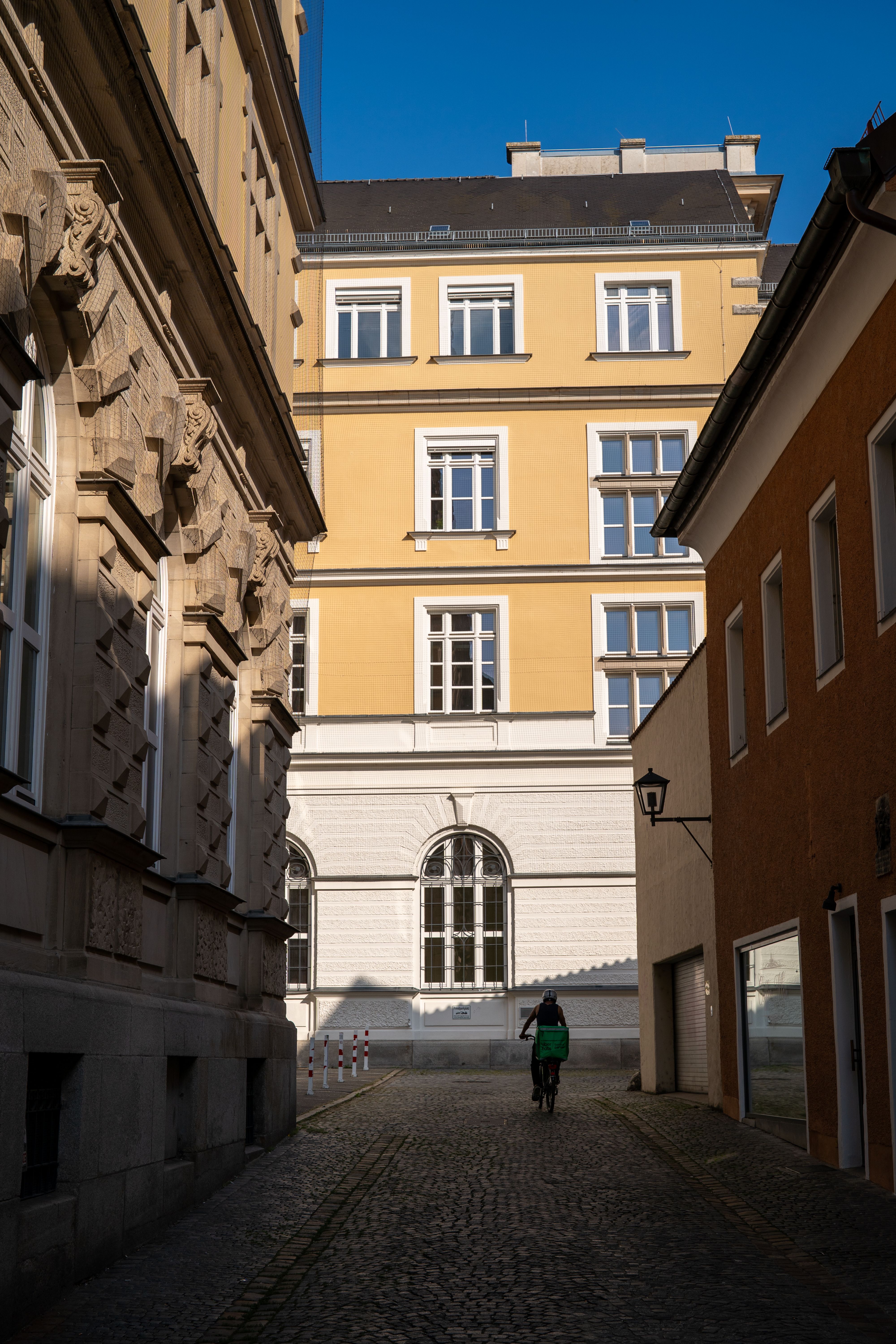 Charming Urban Alley with Historic Architecture · Free Stock Photo