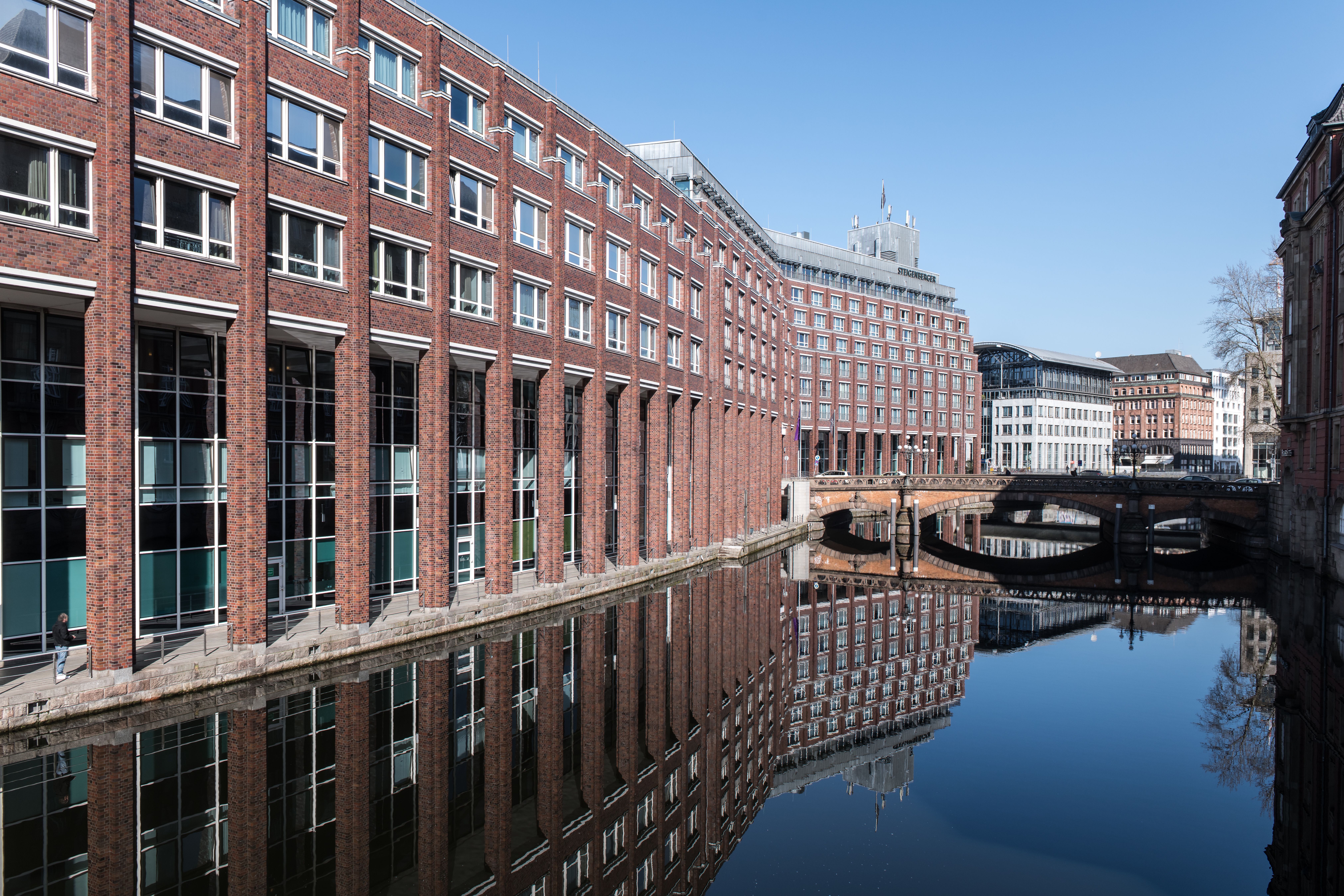 Scenic View of Hamburg's Iconic Canal Architecture · Free Stock Photo