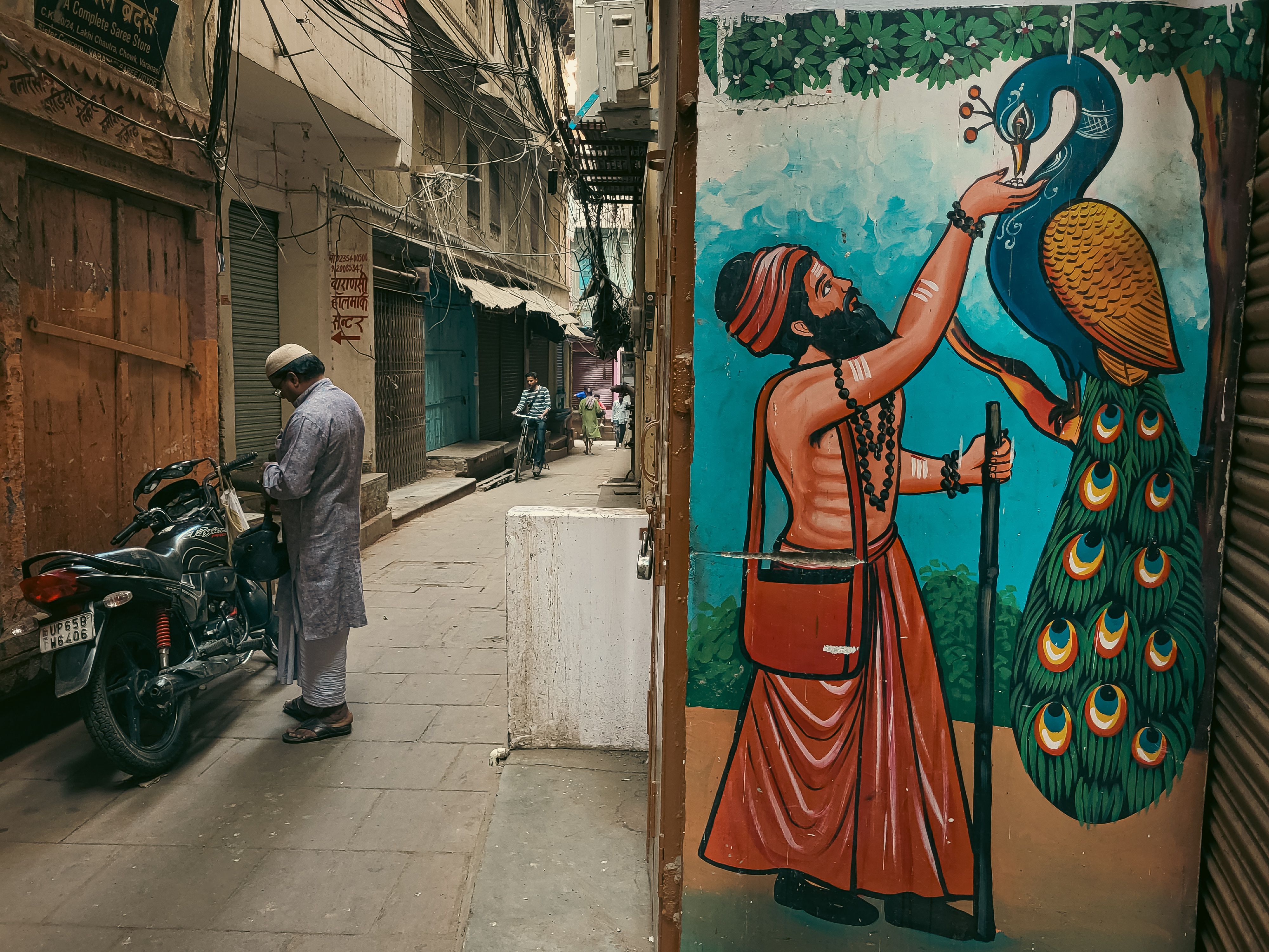 Street Art and Daily Life in Varanasi Alley · Free Stock Photo