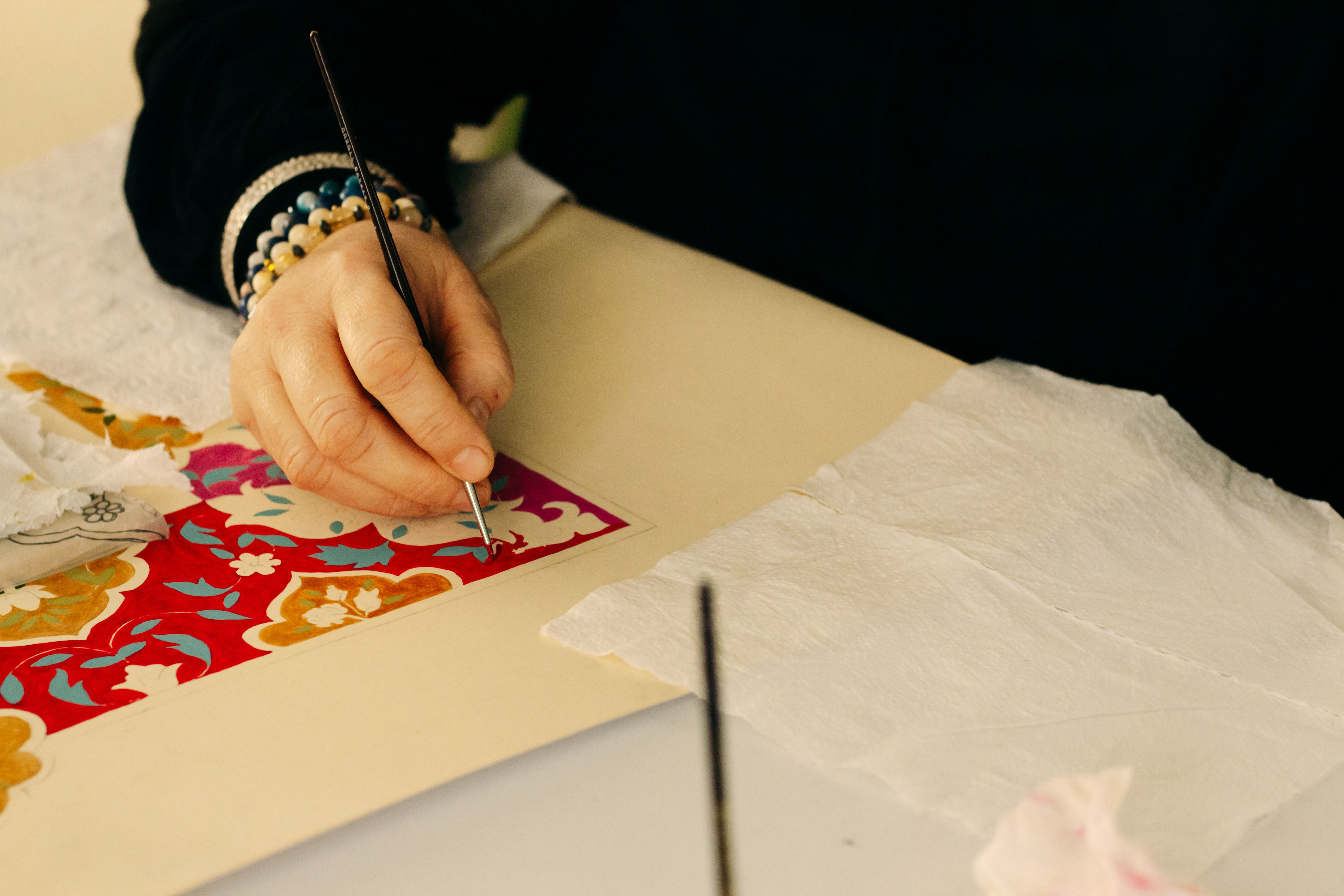 Artista Pintando A Mano Un Diseño Detallado Sobre Papel · Foto de stock ...