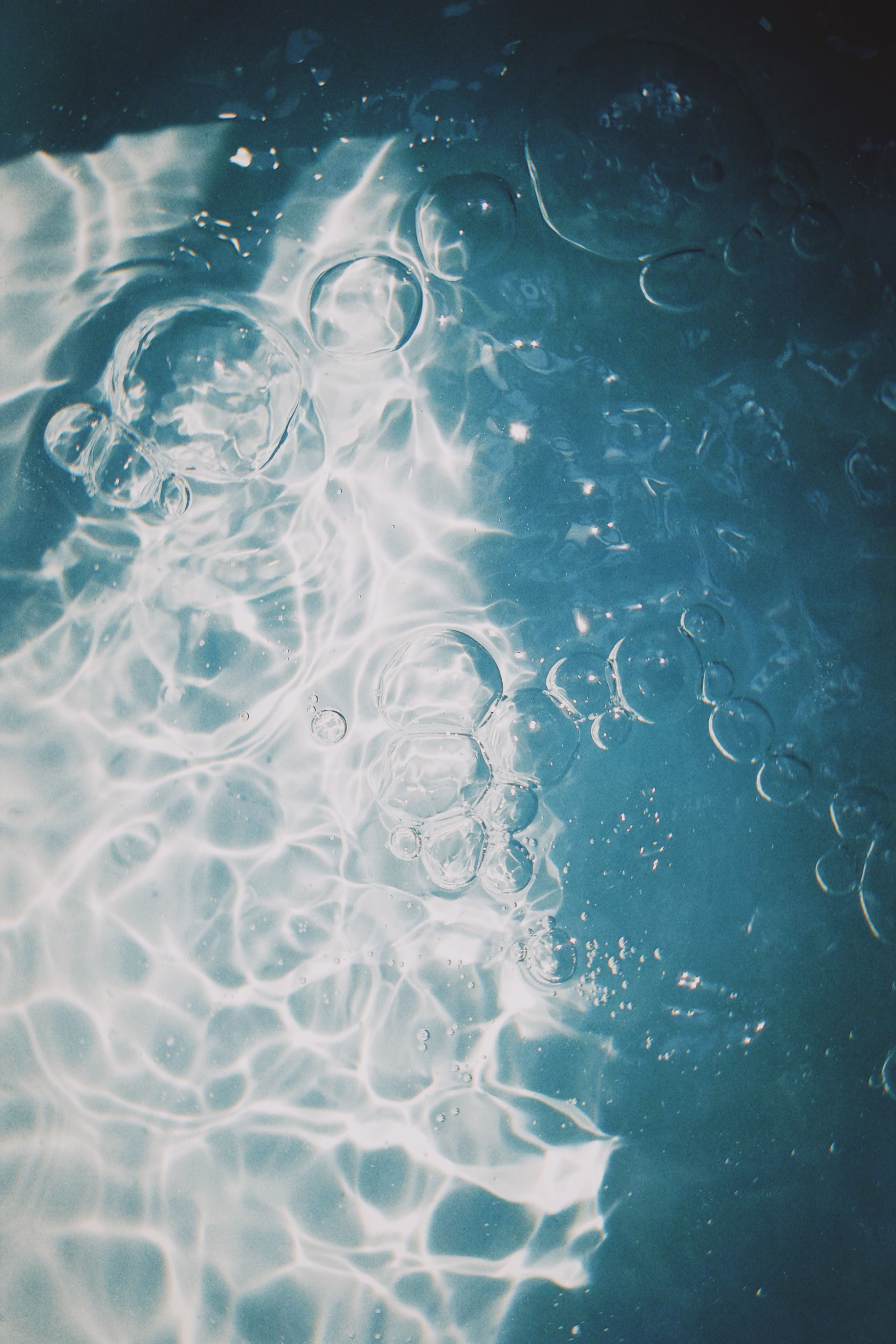 Abstract Water Lighting Patterns and Bubbles · Free Stock Photo