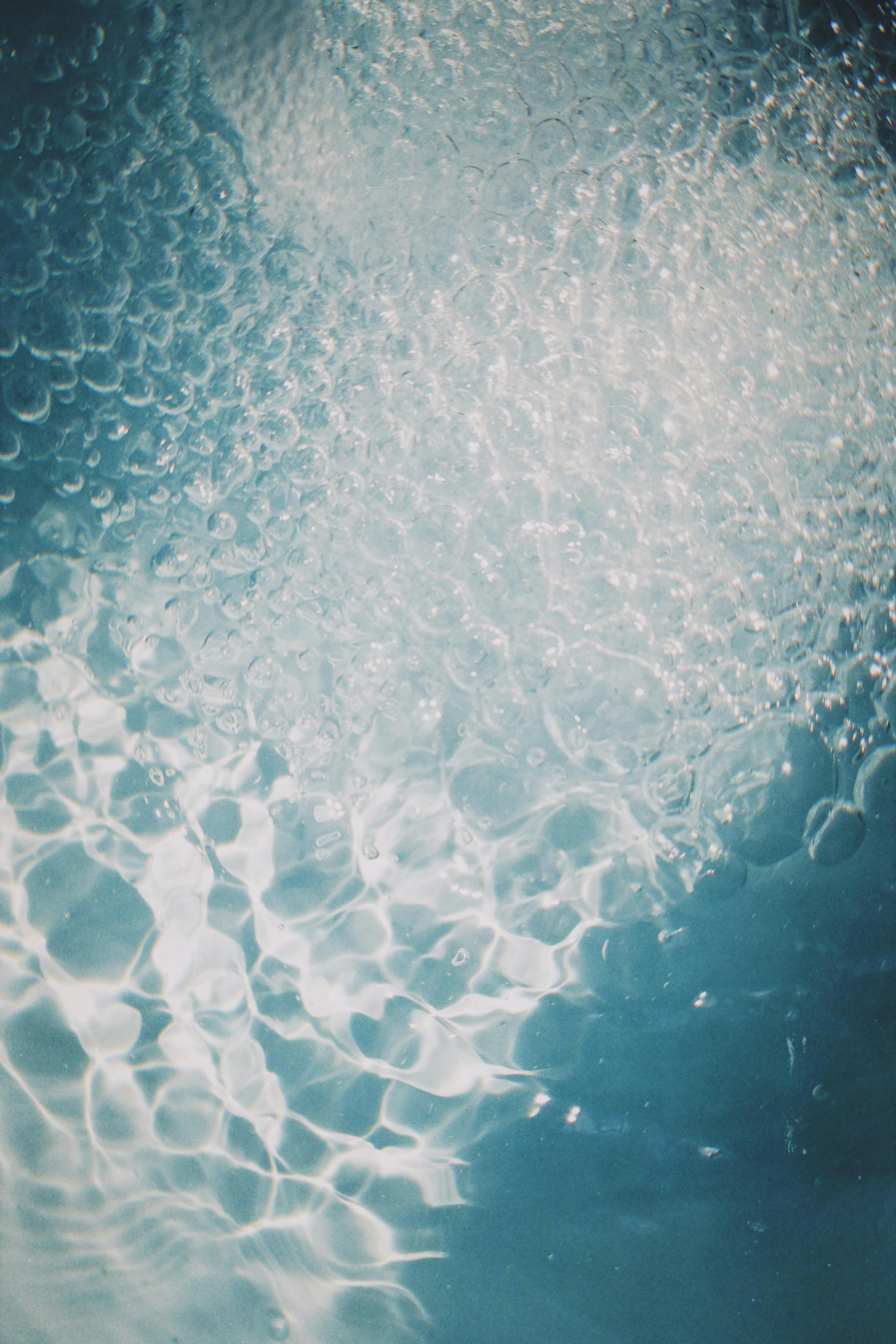 Abstract Underwater Bubble Reflection Photography · Free Stock Photo