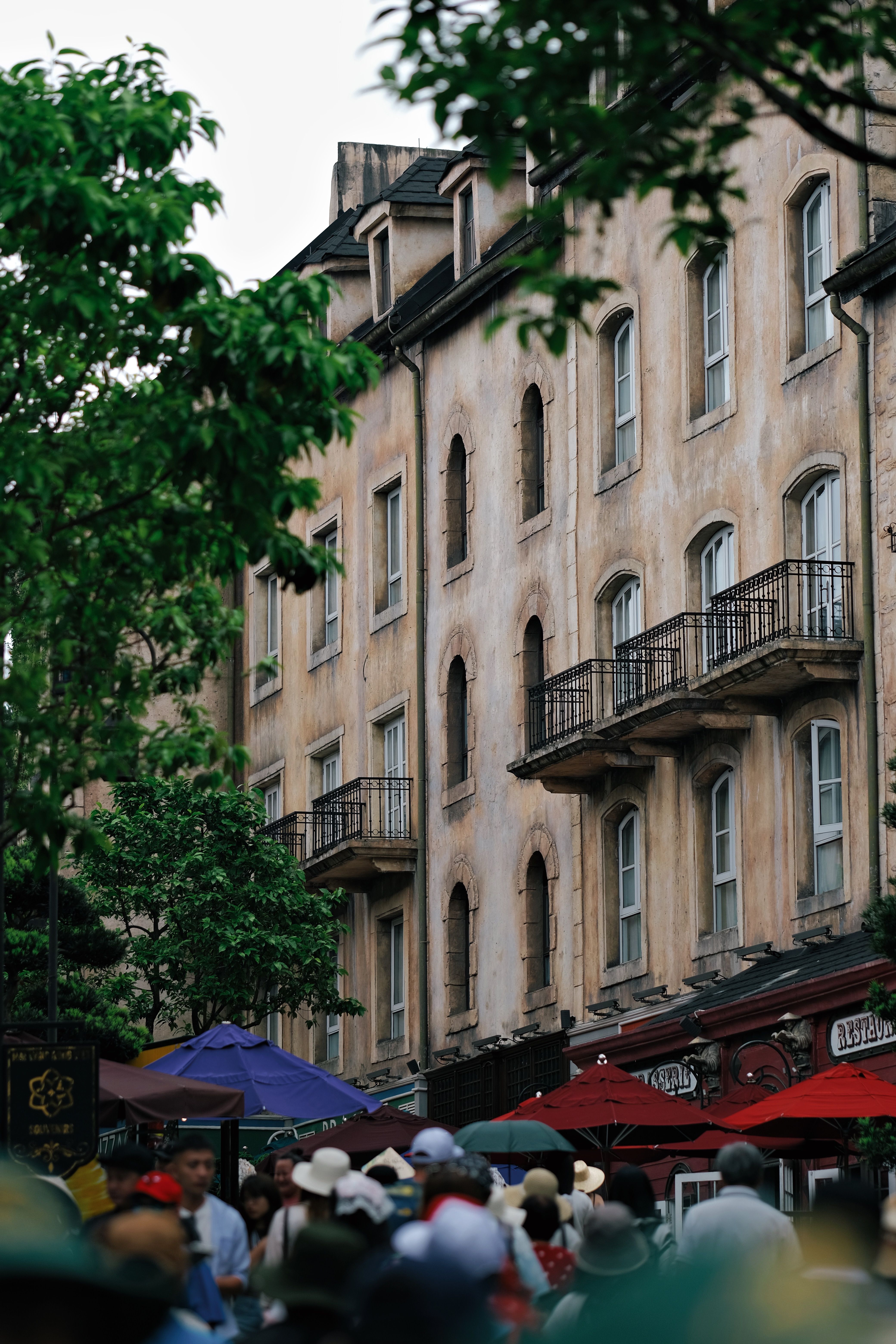 Charming European Street with Vintage Architecture · Free Stock Photo