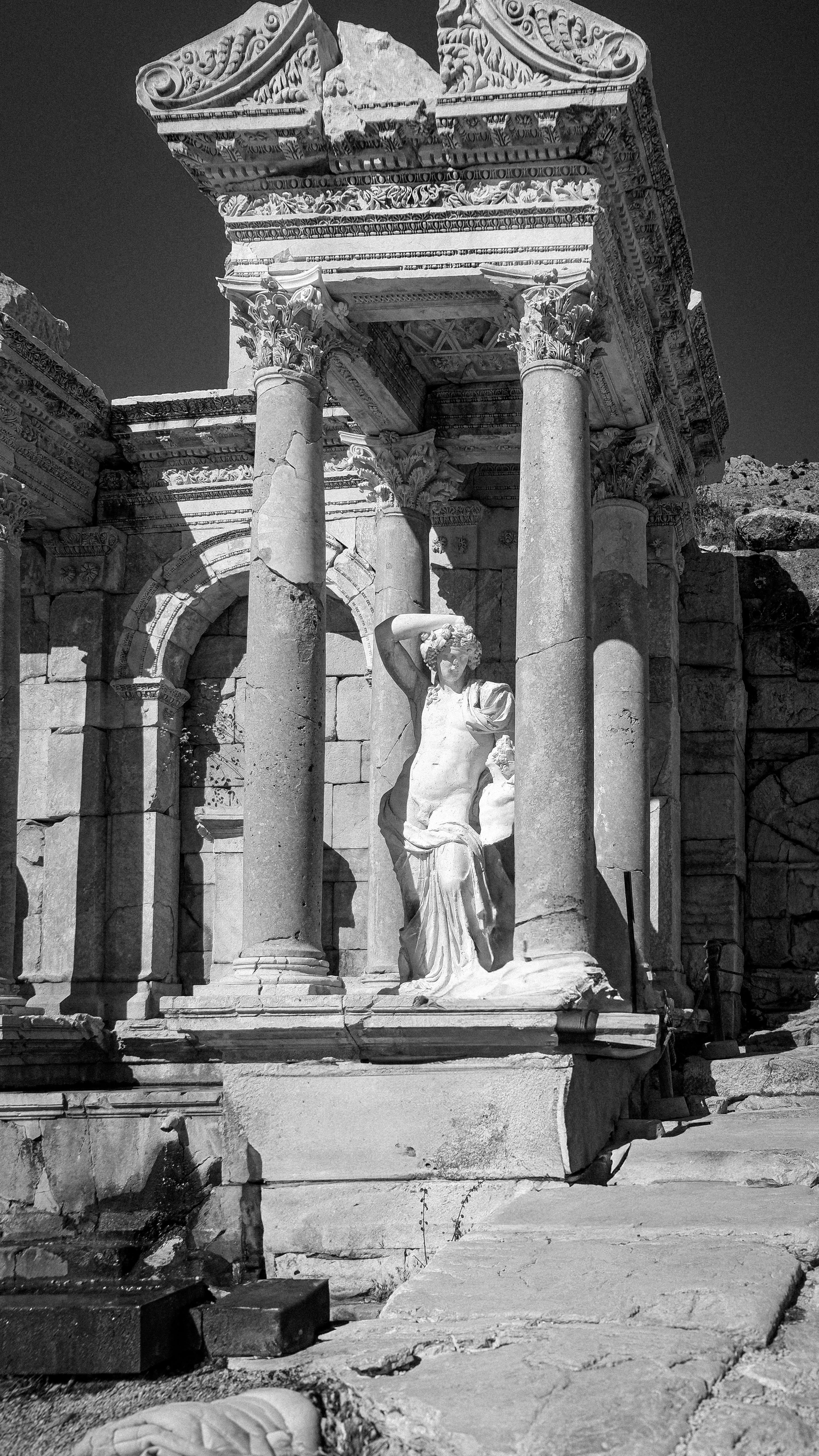 Ruinas Romanas Históricas Con Estatua Clásica · Foto de stock gratuita