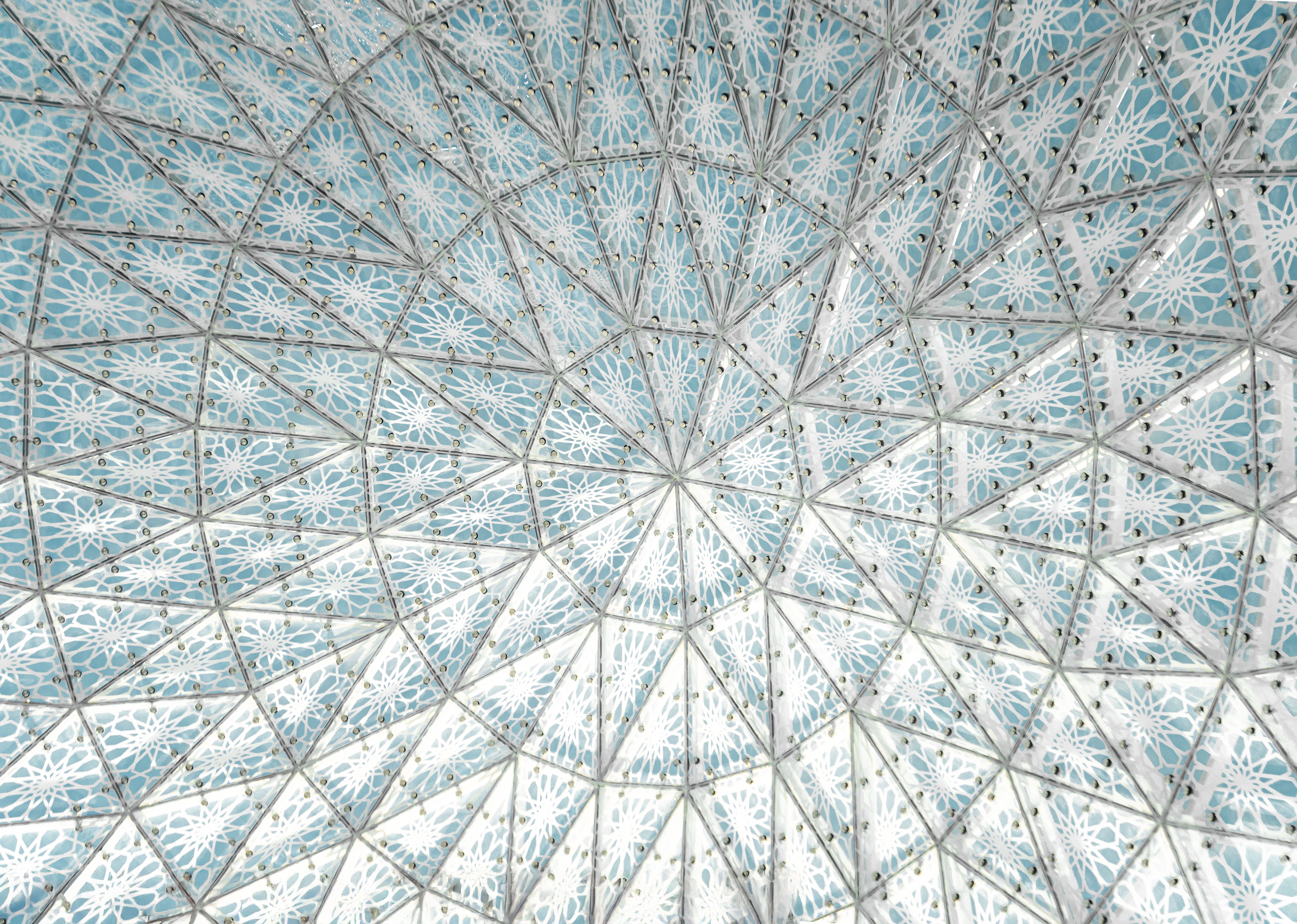 Intricate Geometric Dome Ceiling in Abu Dhabi · Free Stock Photo