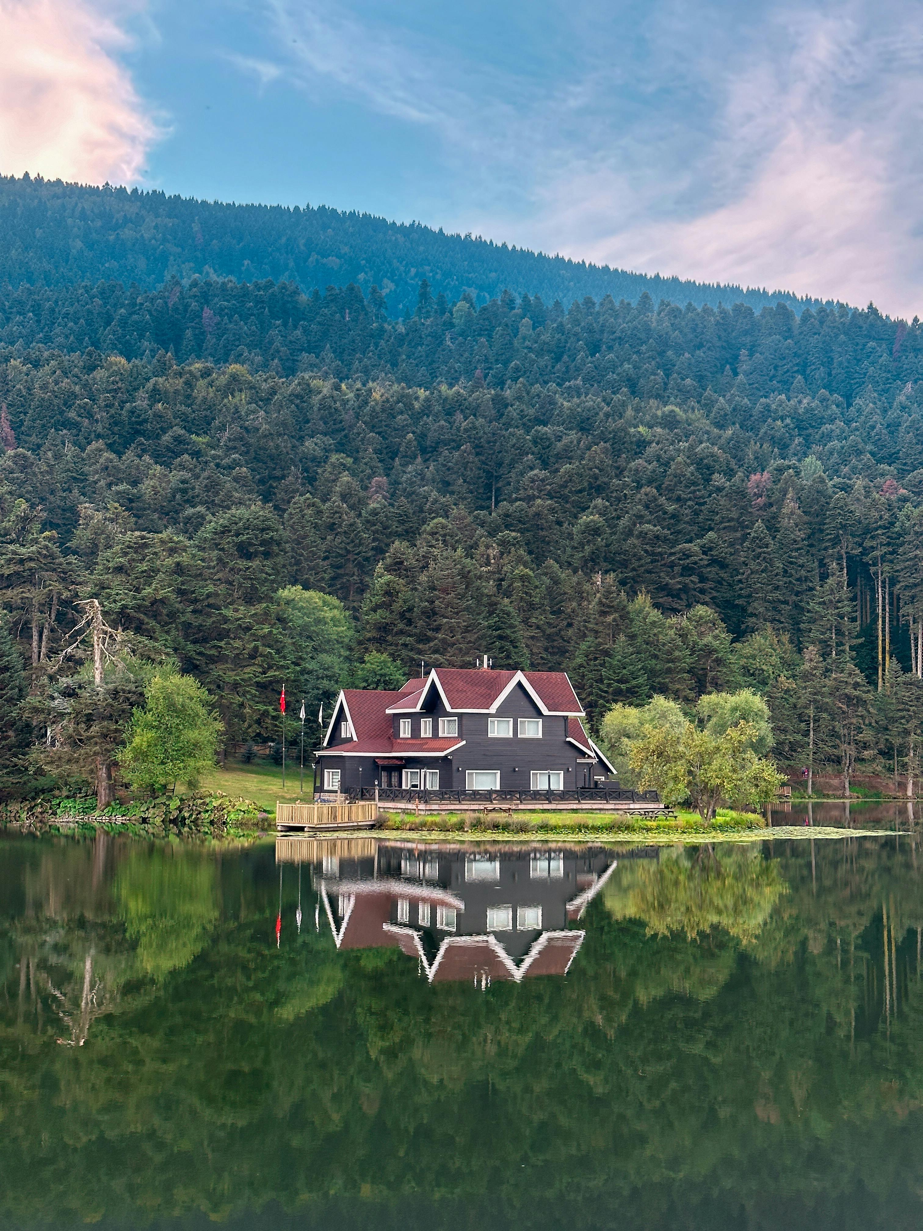 Scenic Lake House Reflection in Gölcük, Türkiye · Free Stock Photo