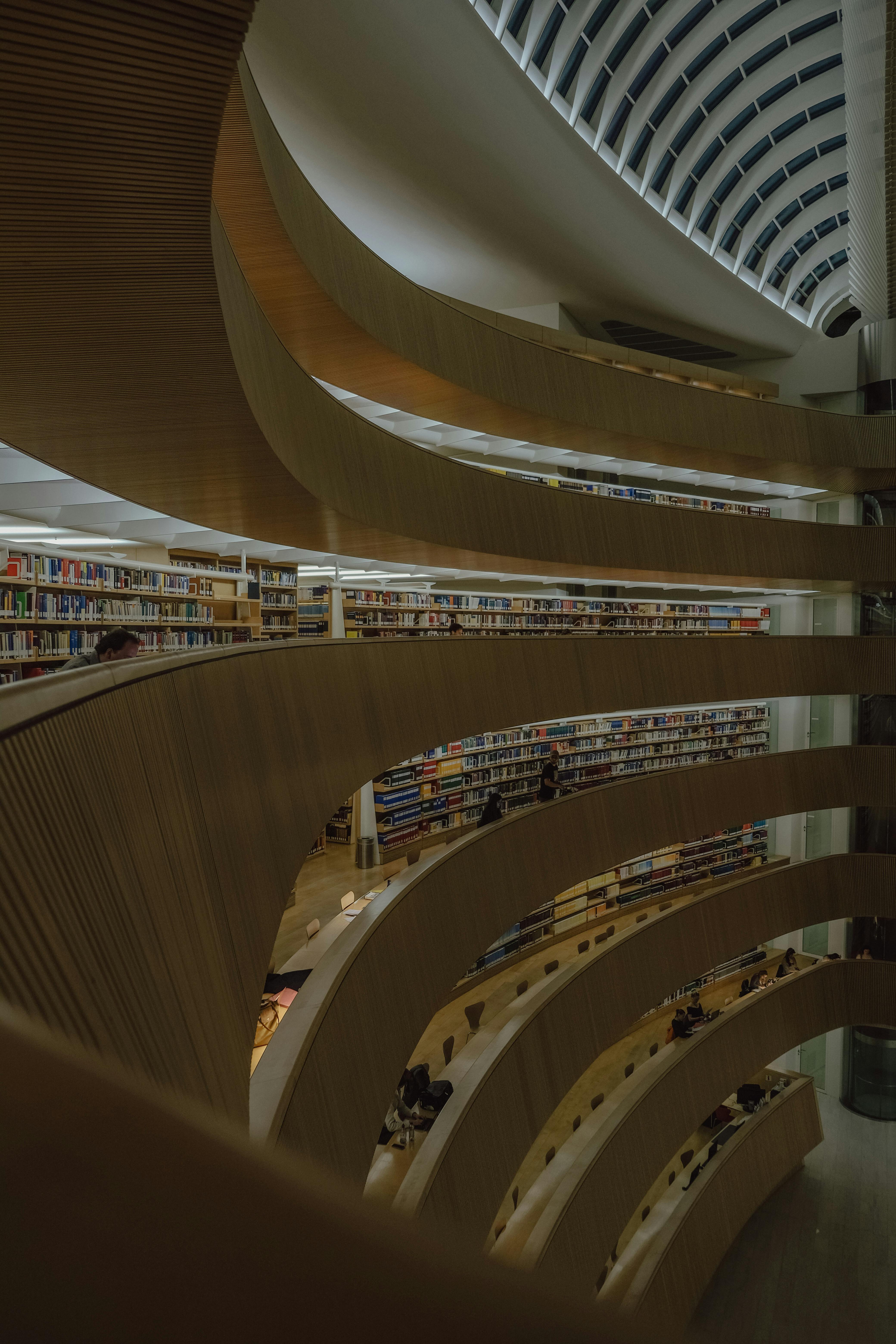 Interior Perpustakaan Modern Dengan Arsitektur Melengkung · Foto Stok ...
