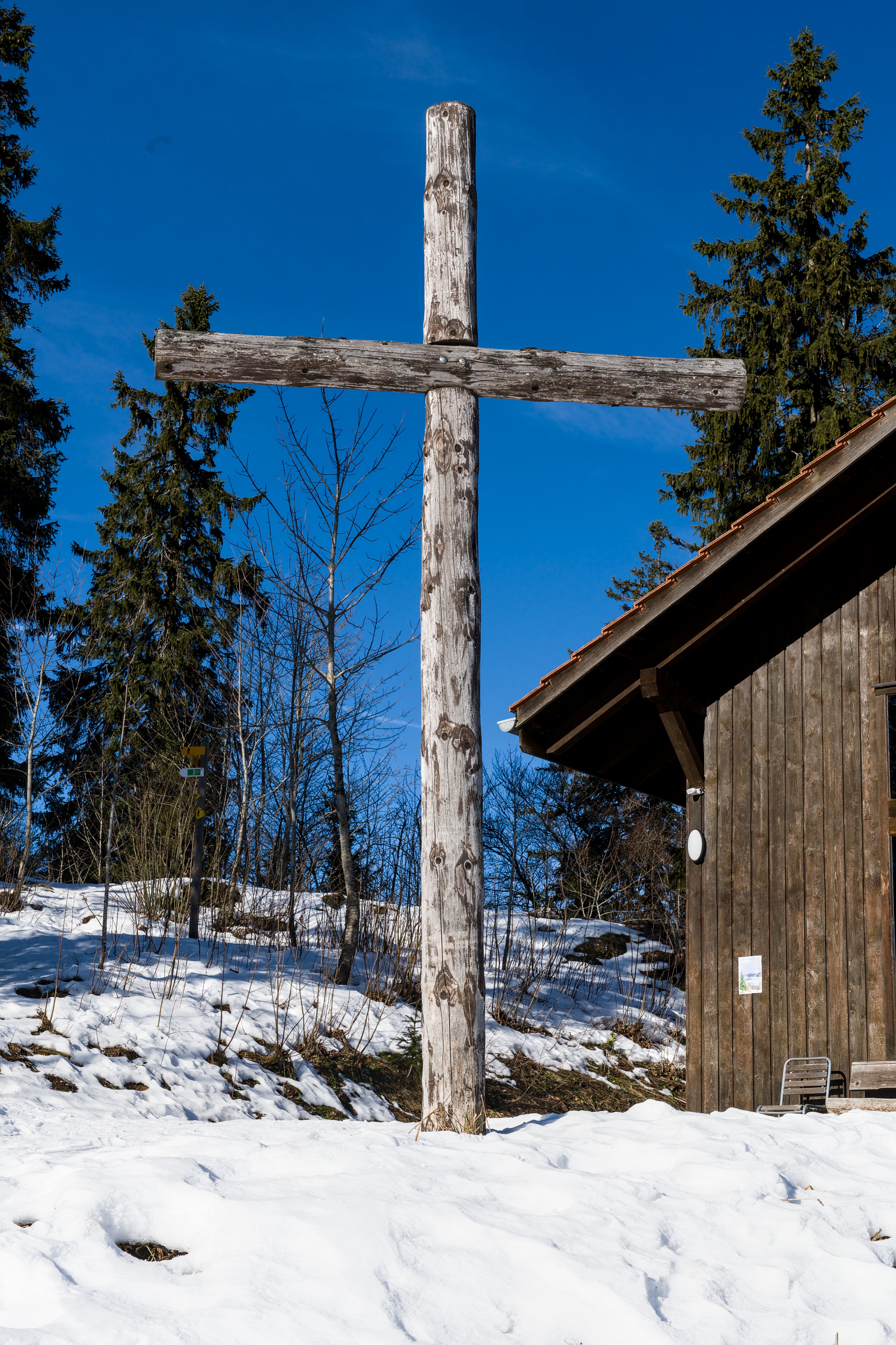 Rustic Wooden Cross in Snowy Landscape · Free Stock Photo