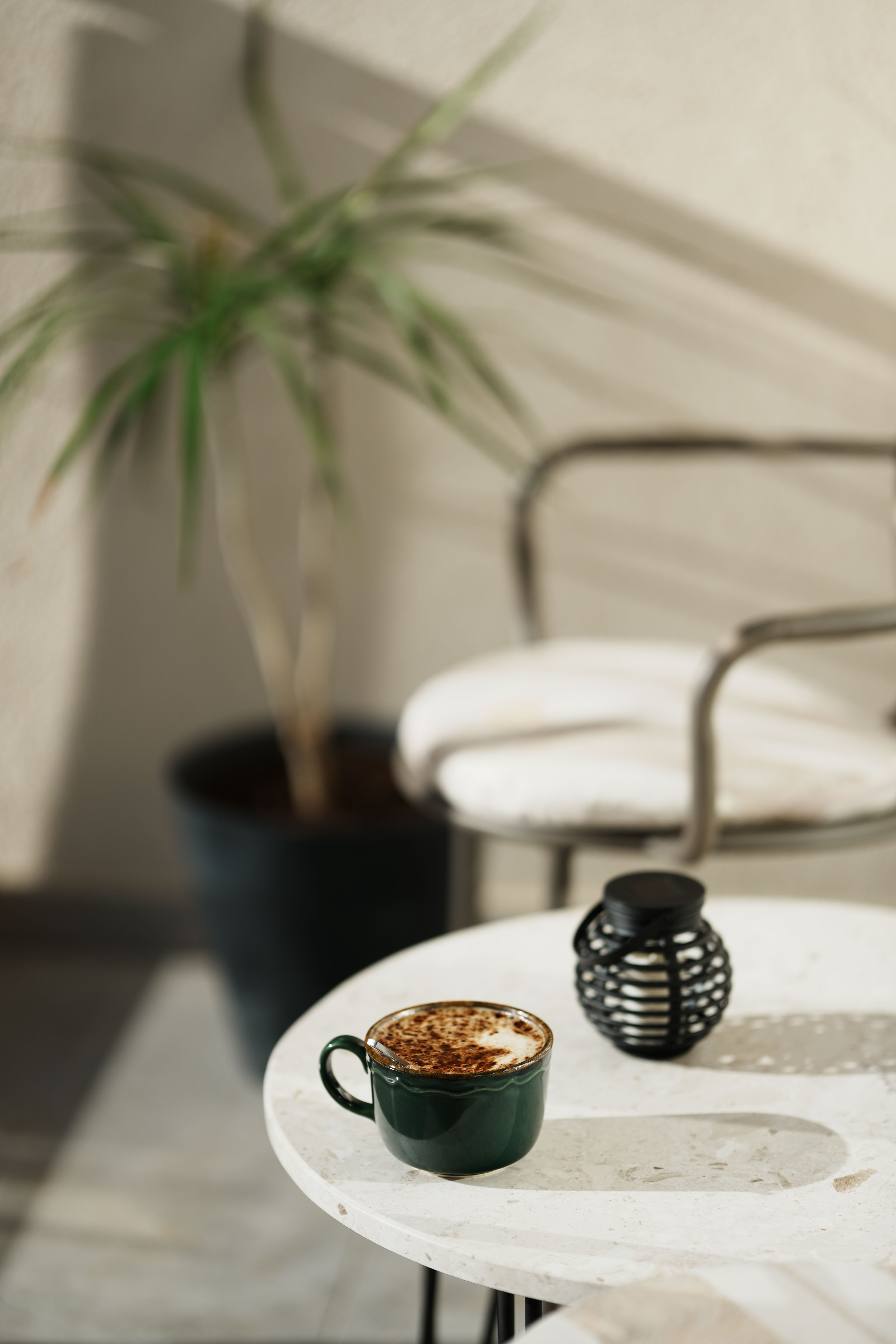 Scène De Balcon Confortable Avec Café Et Chaise · Photo gratuite