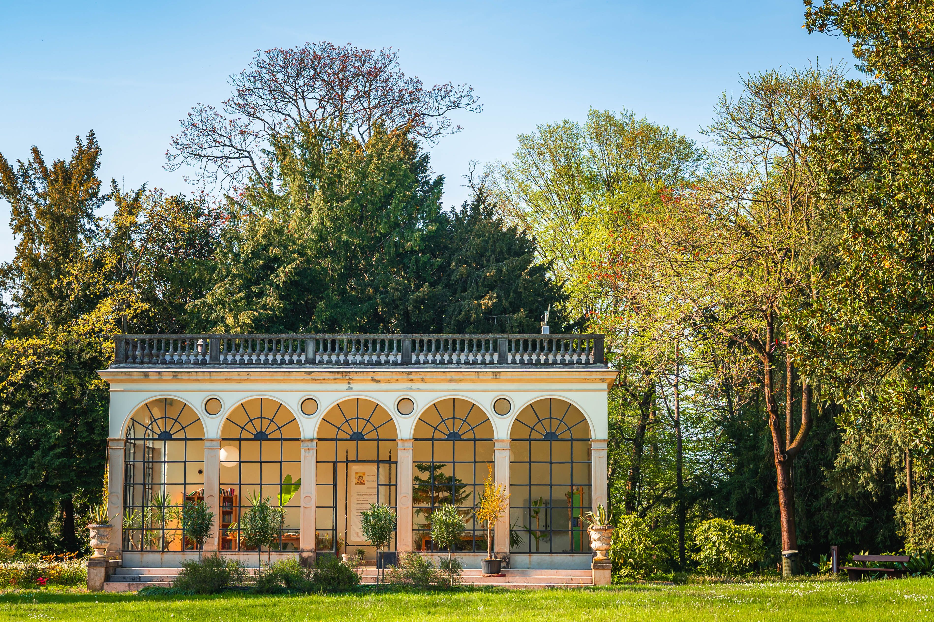 Classical Greenhouse in Lush Garden Setting · Free Stock Photo