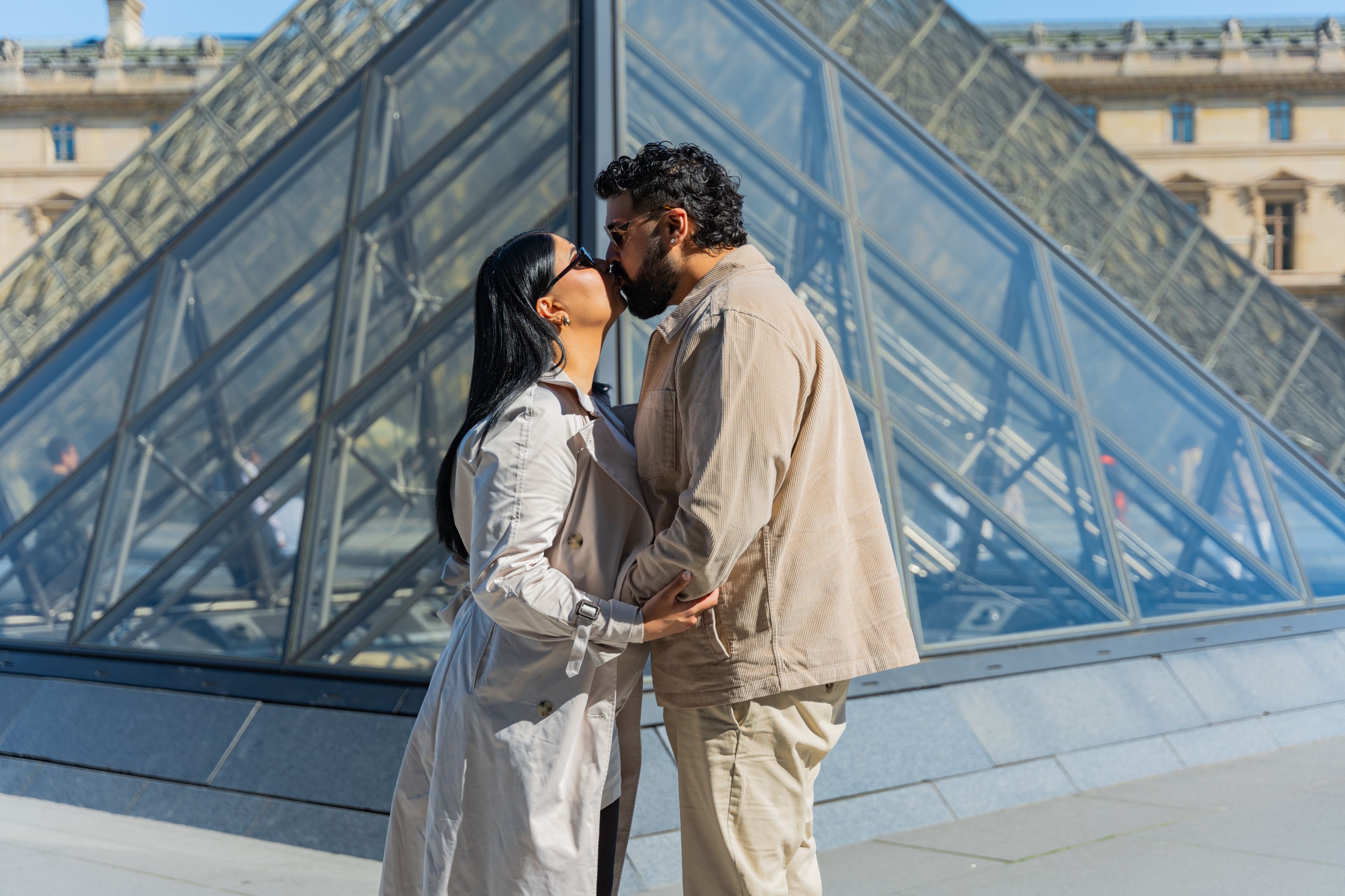 Romantic Couple at Louvre Pyramid in Paris · Free Stock Photo