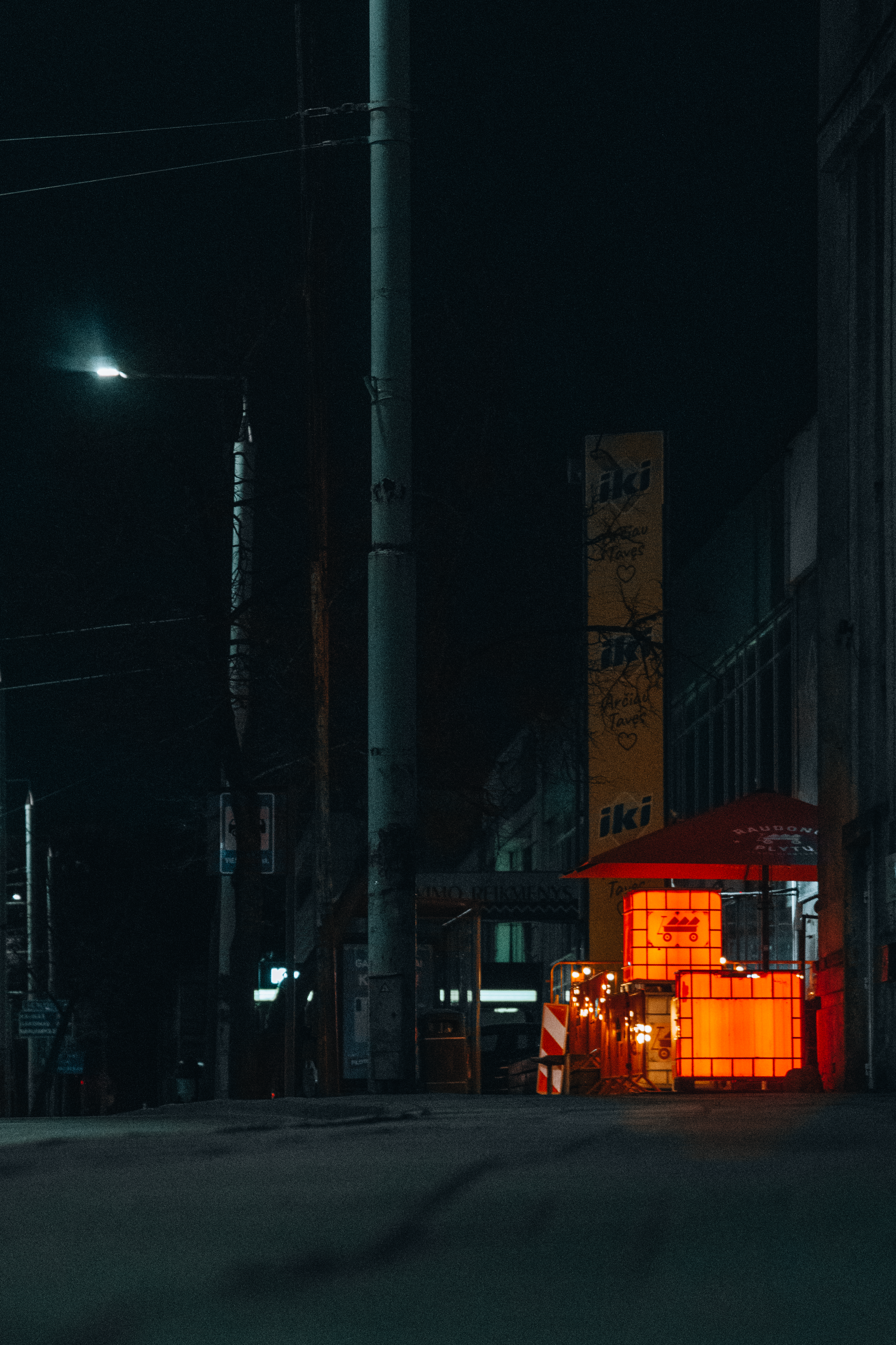 Urban Night Scene with Illuminated Street Vendor · Free Stock Photo