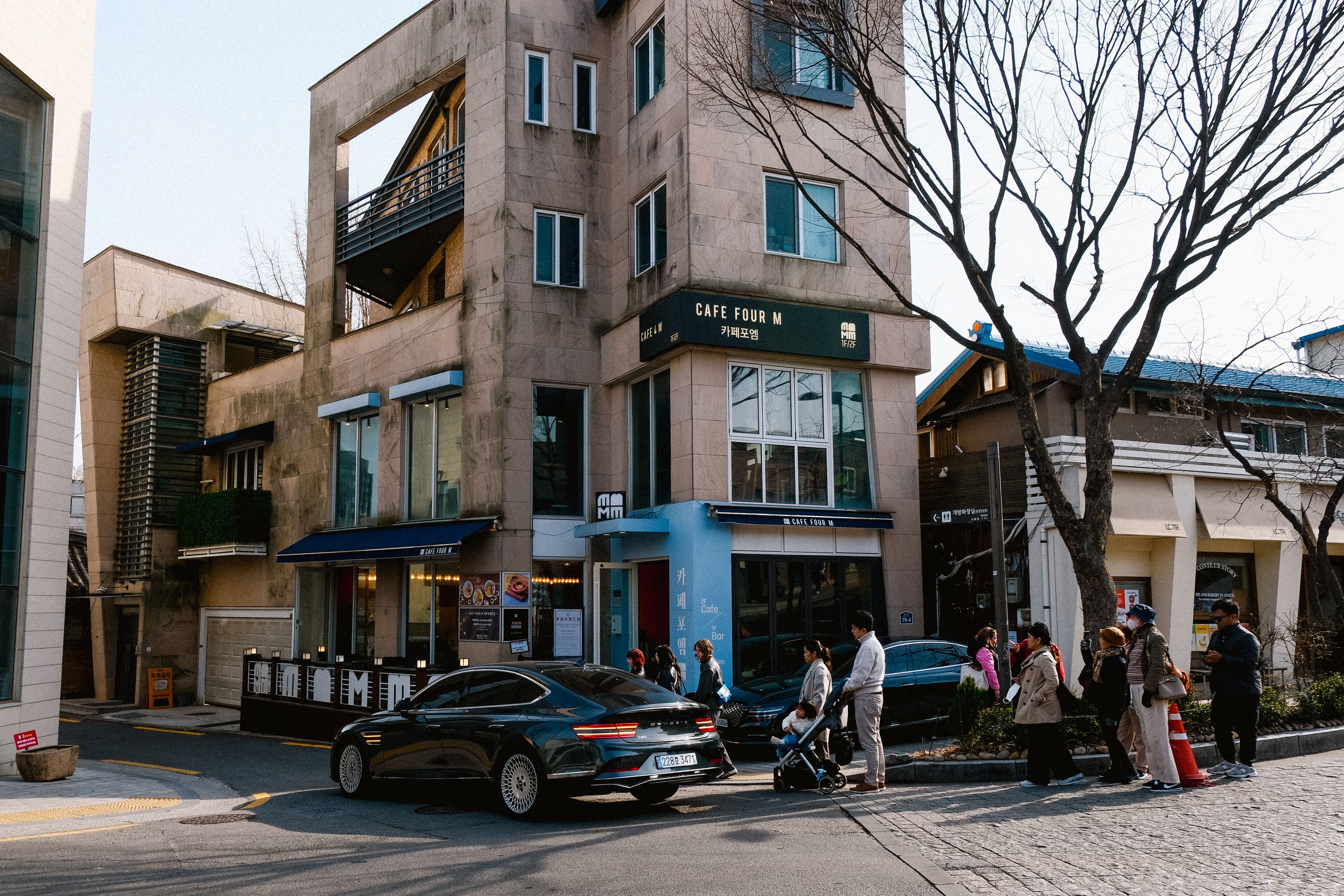 Street Scene with Cafe and Pedestrians in Urban Setting · Free Stock Photo