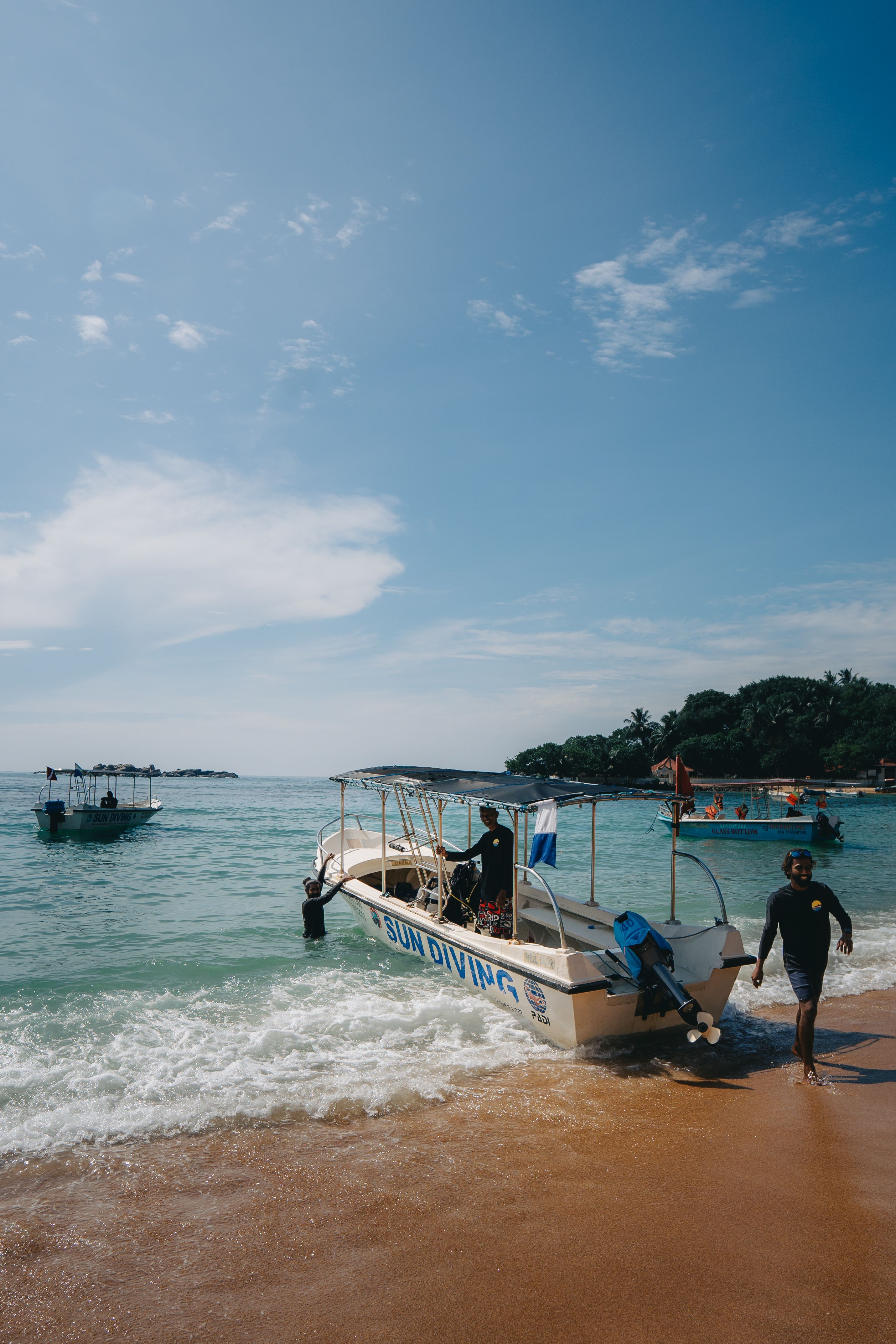 Scenic Beachside Dive Boats in Sri Lanka · Free Stock Photo