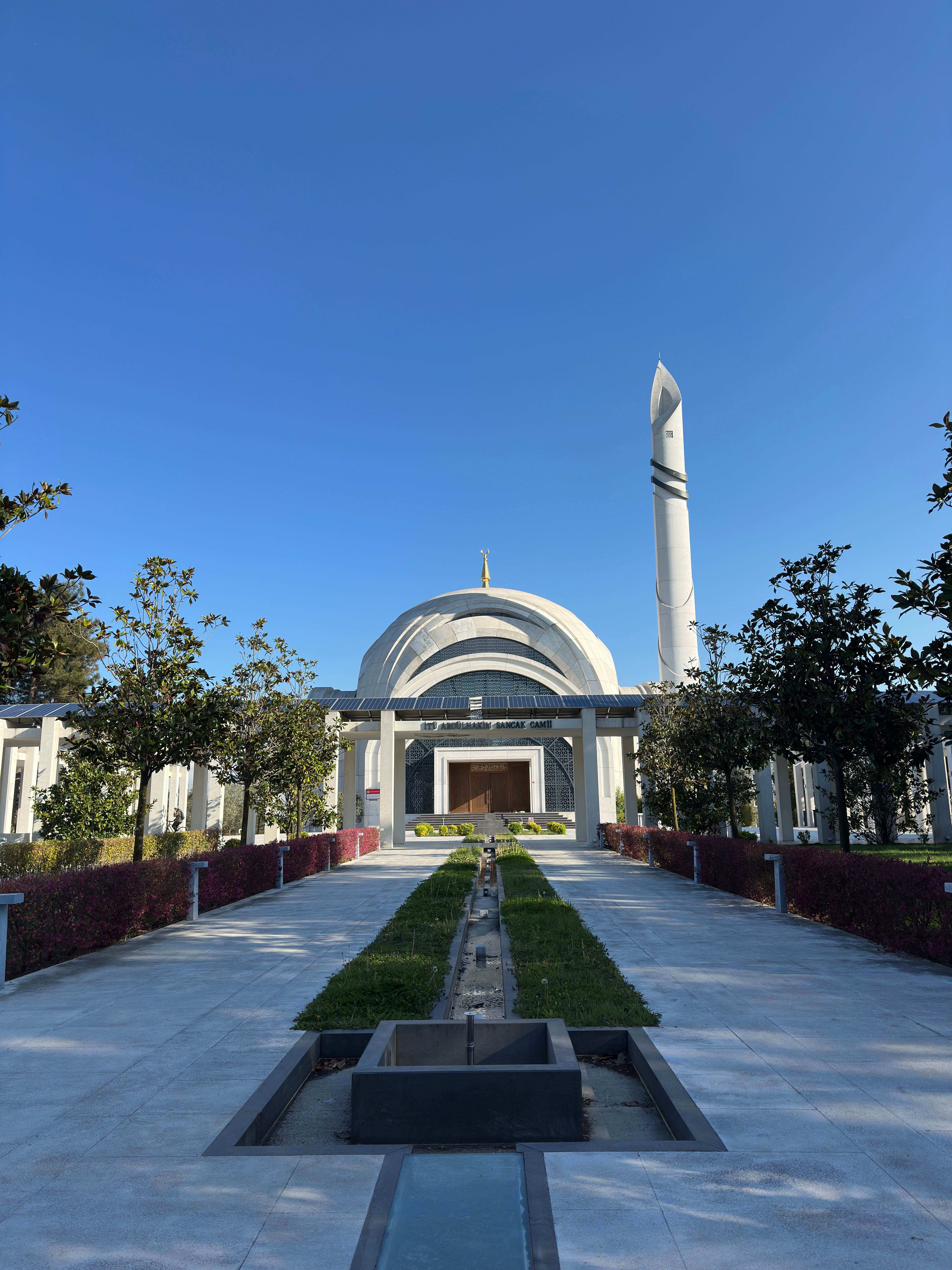 Masjid Modern Di Bawah Langit Biru Cerah · Foto Stok Gratis