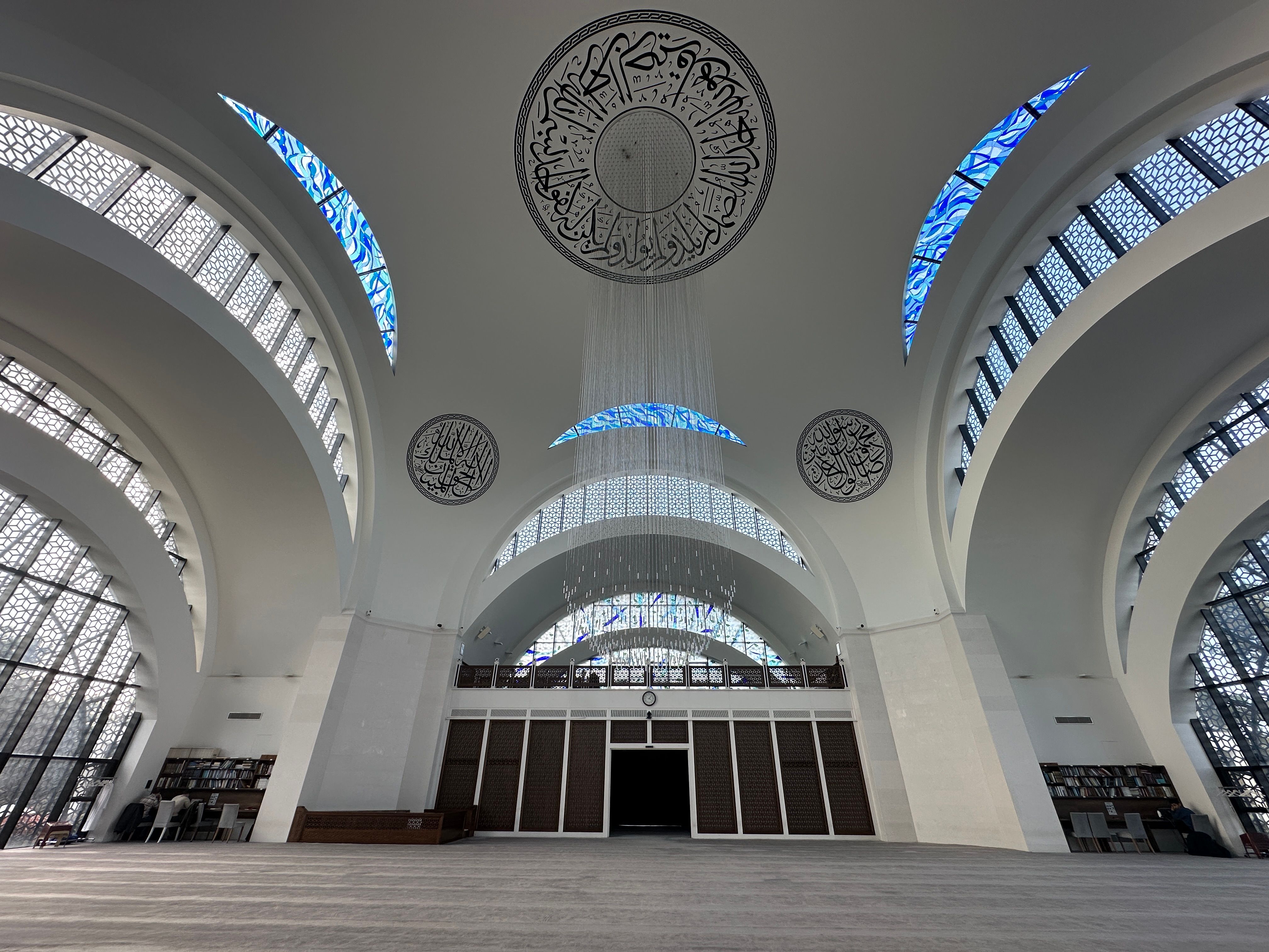Modern Mosque Interior with Arched Ceilings · Free Stock Photo