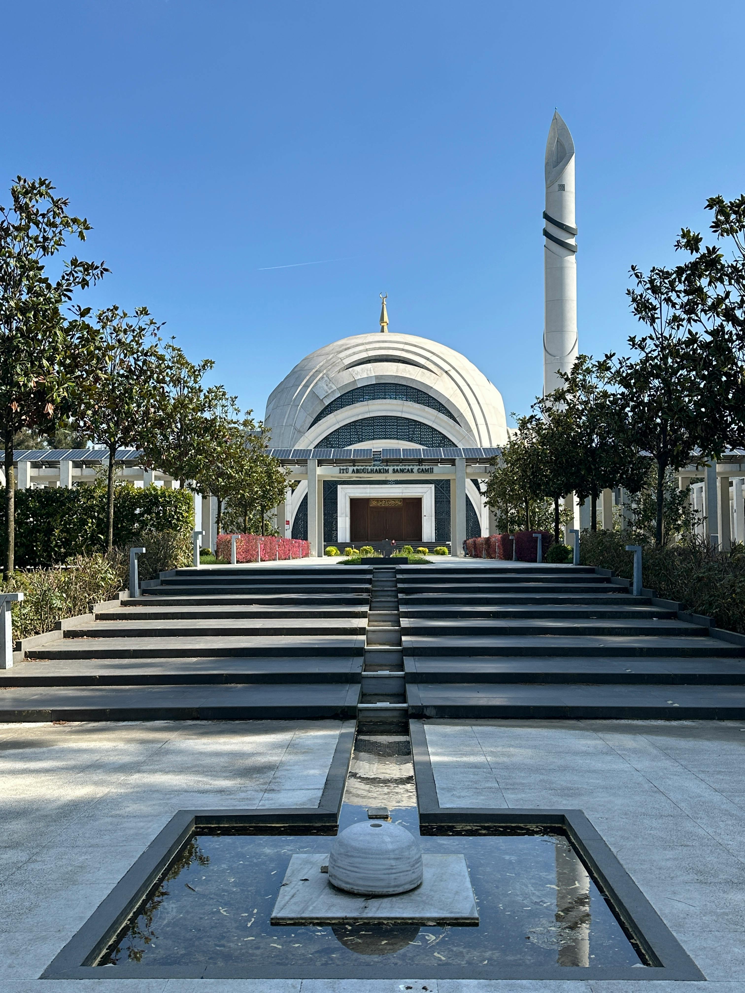 Modern Mosque Architecture with Towering Minaret · Free Stock Photo