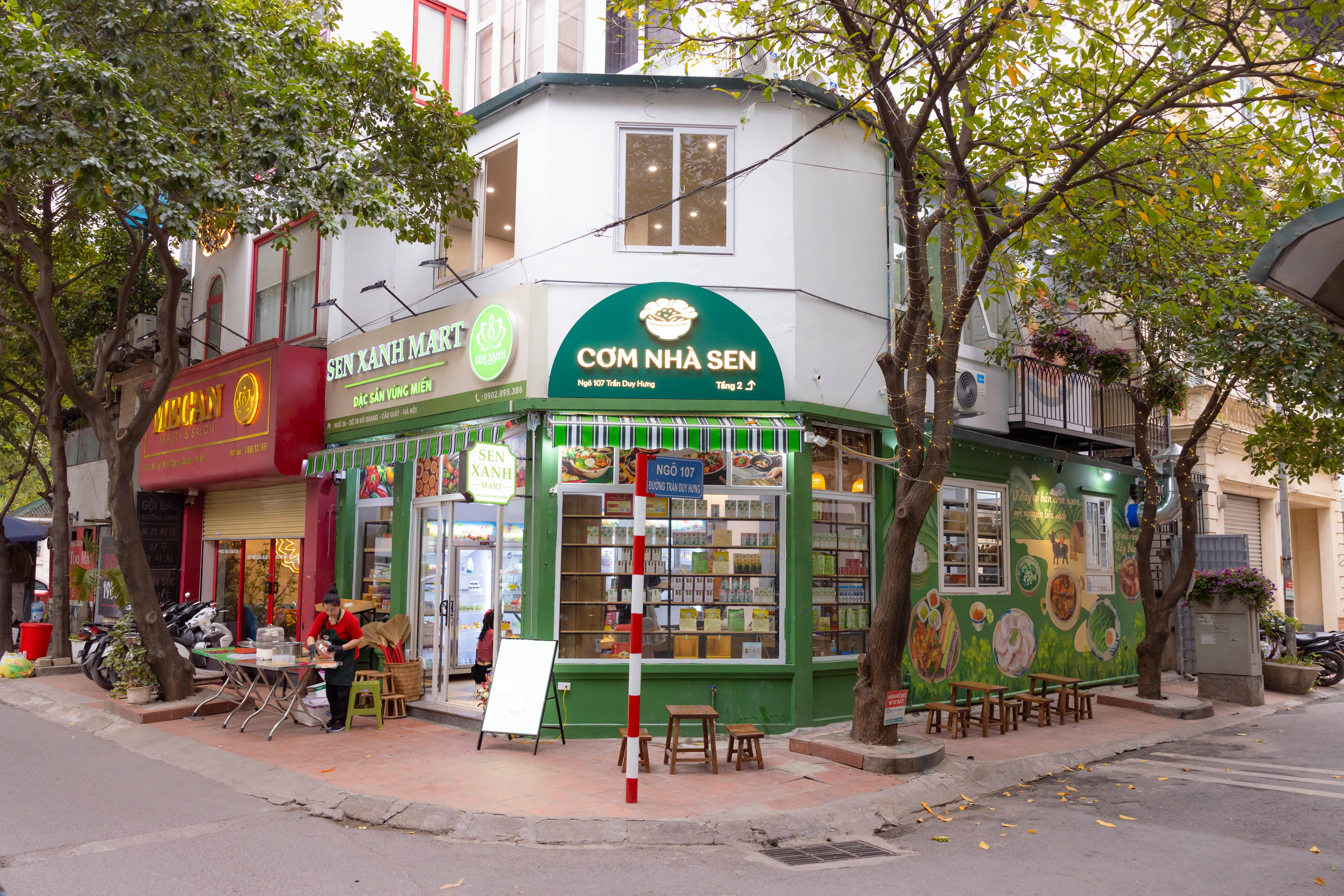 Street View of a Vietnamese Corner Storefront · Free Stock Photo