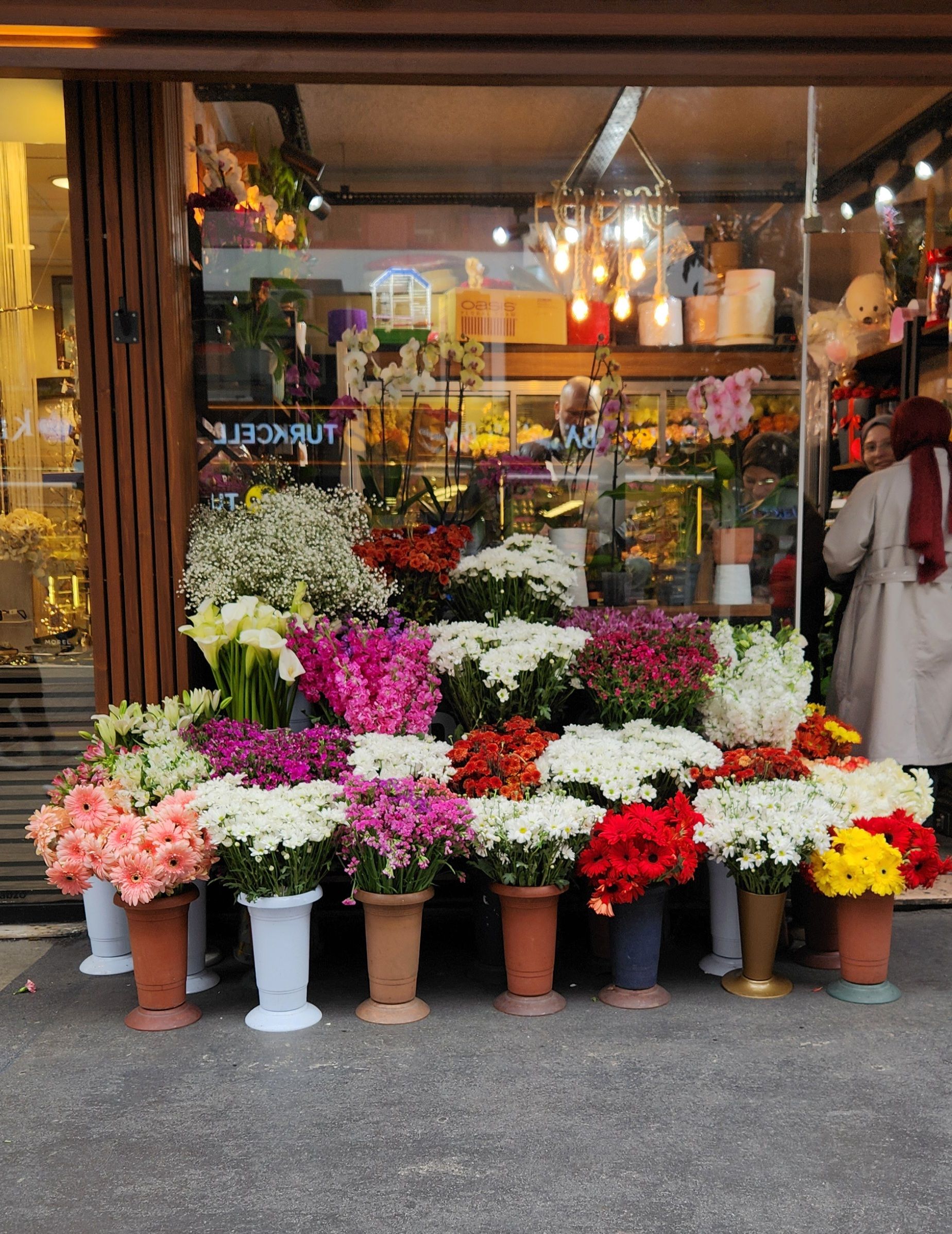 Vibrant Floral Display Outside Urban Flower Shop · Free Stock Photo