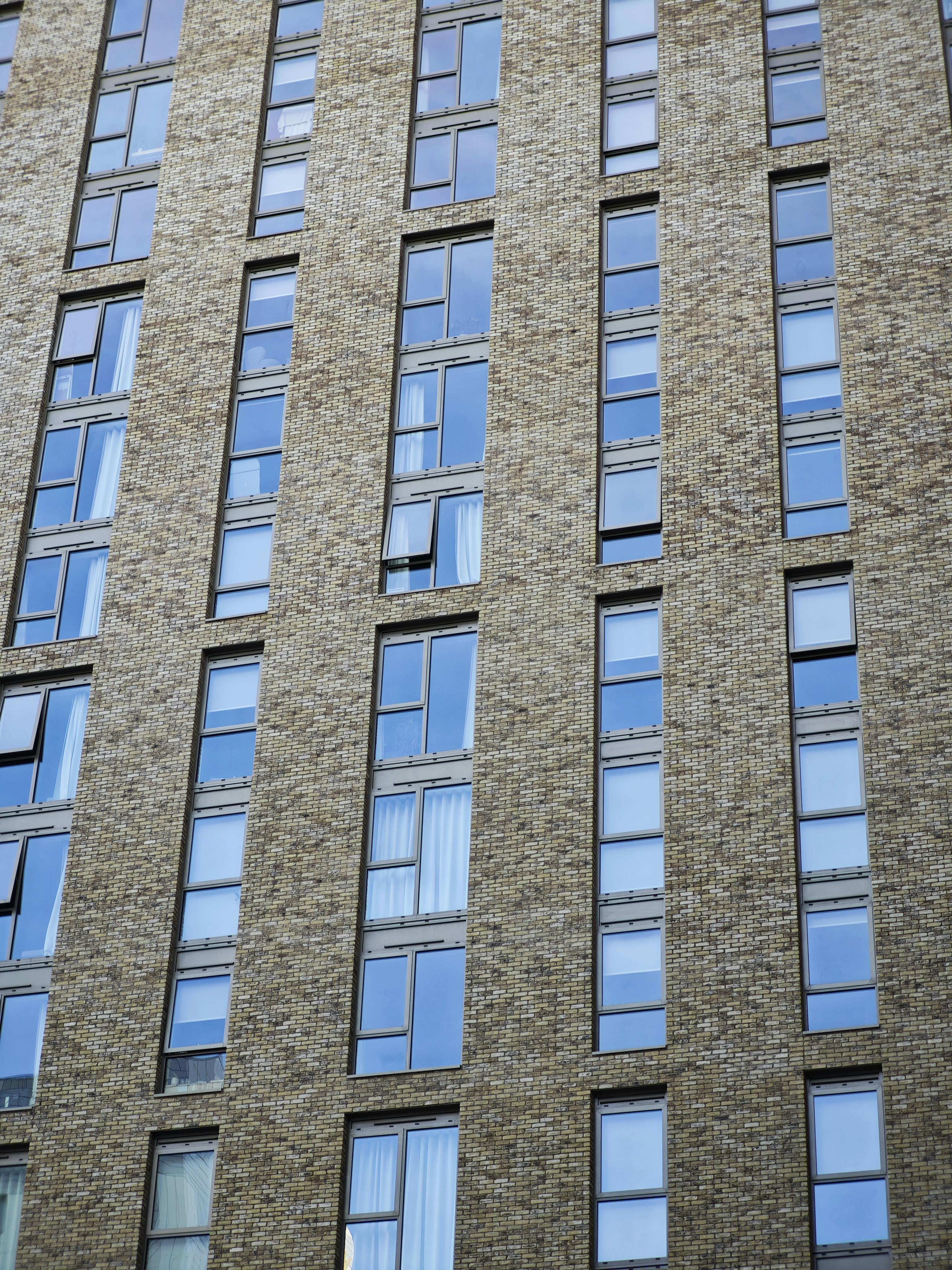 Fachada De Edificio Urbano Moderno Con Ventanas Azules · Foto de stock ...