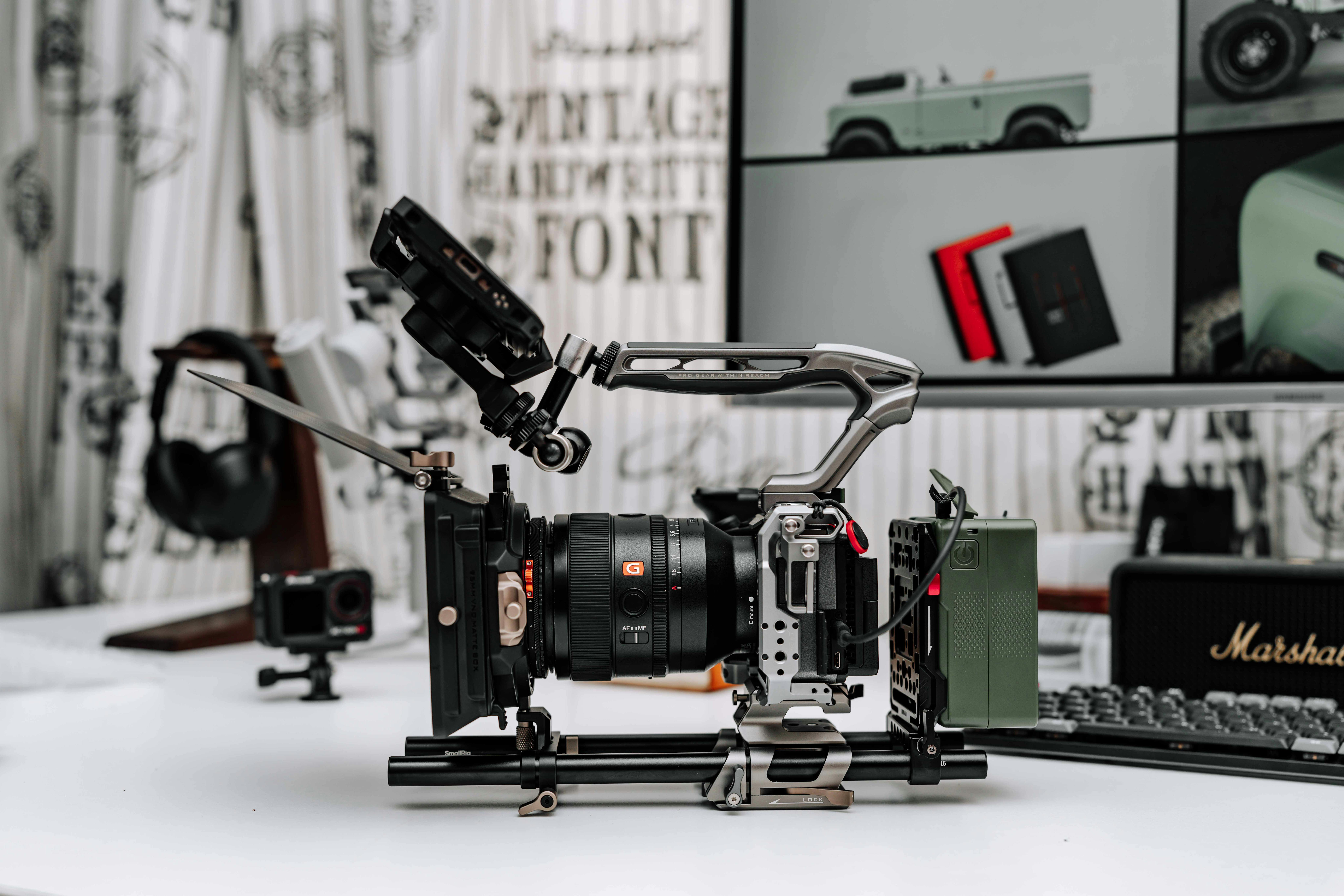 Professional Camera Rig Setup in Modern Studio · Free Stock Photo