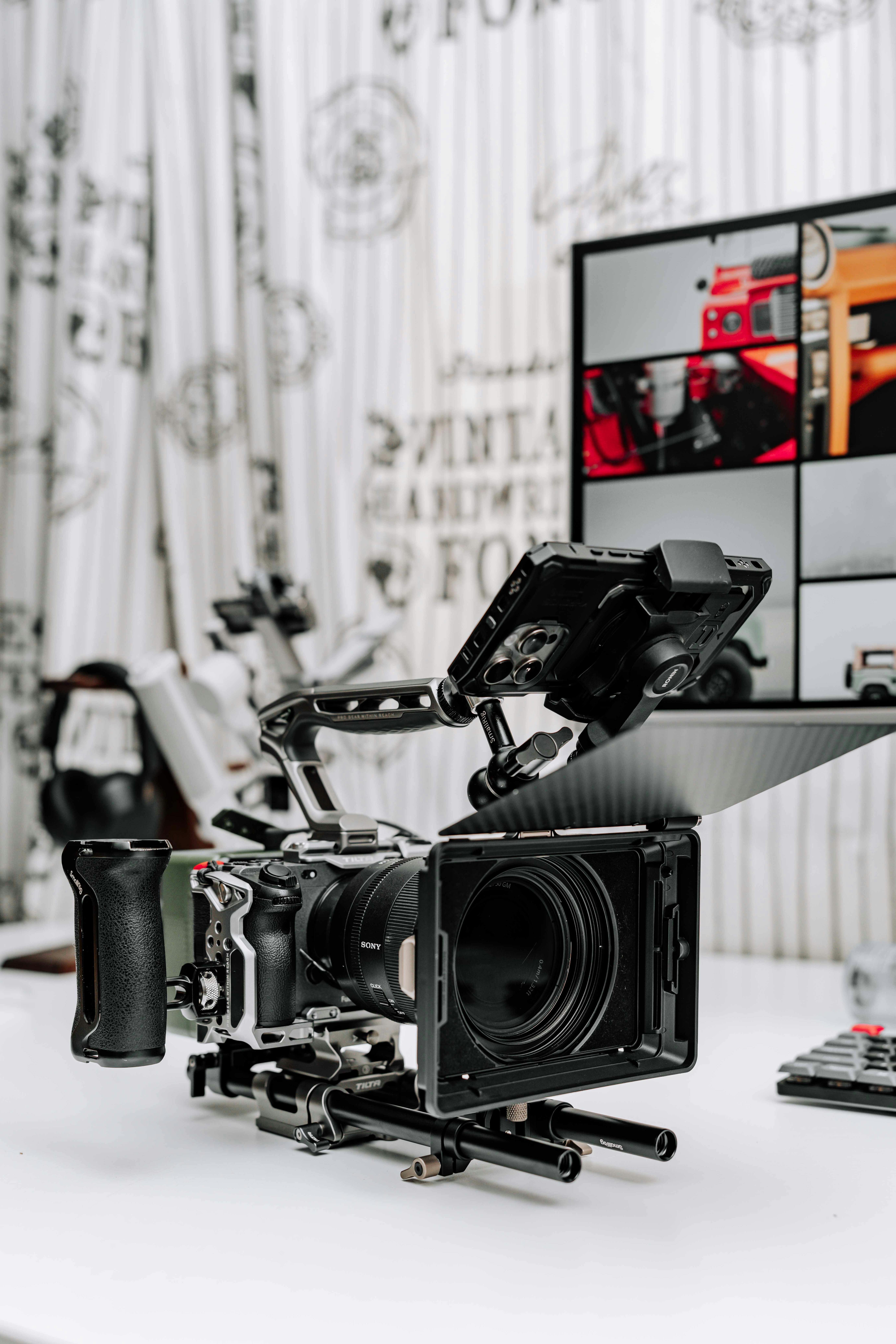 Professional Camera Rig in Modern Studio Setup · Free Stock Photo