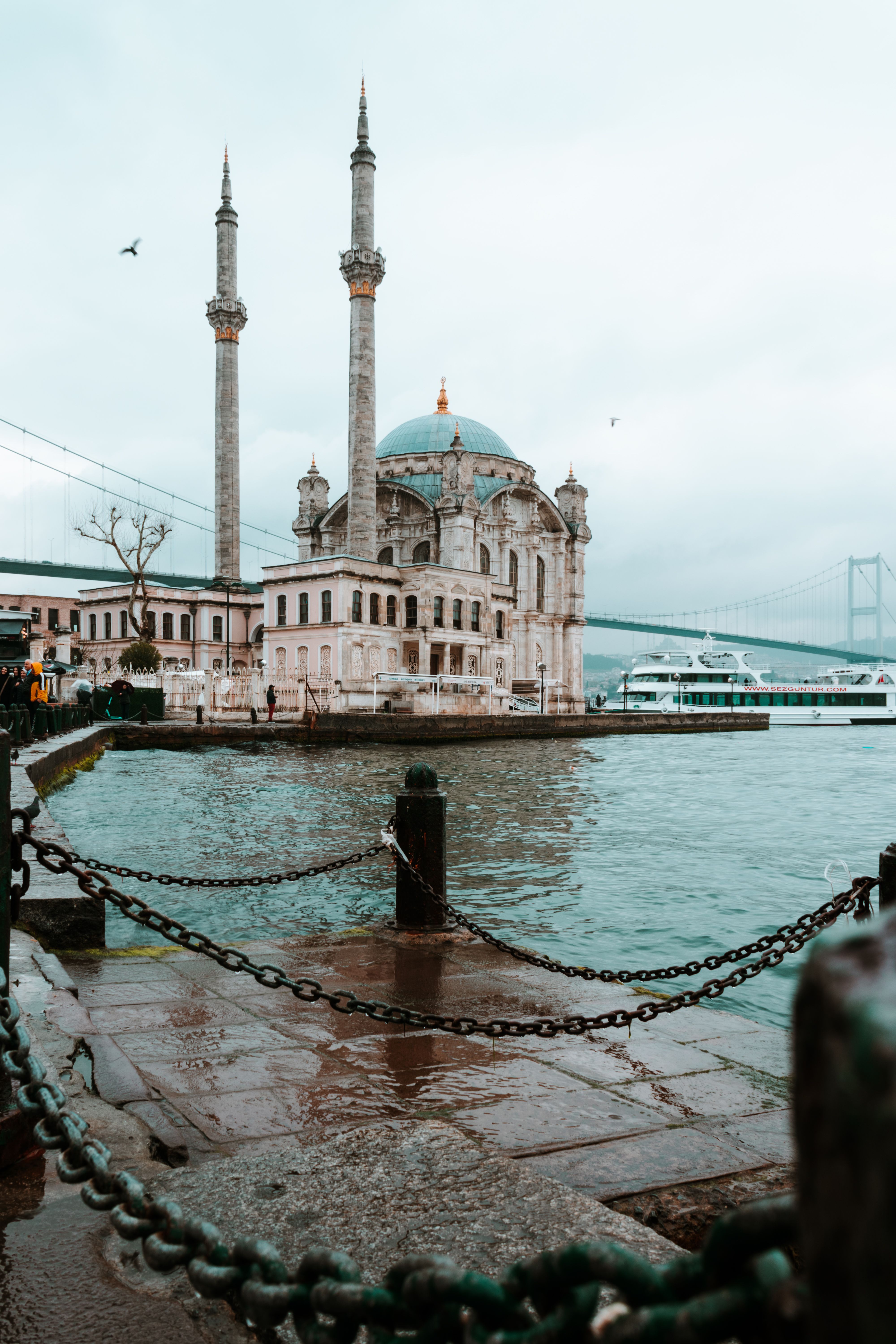 Ortaköy Mosque with Bosphorus Bridge in İstanbul · Free Stock Photo