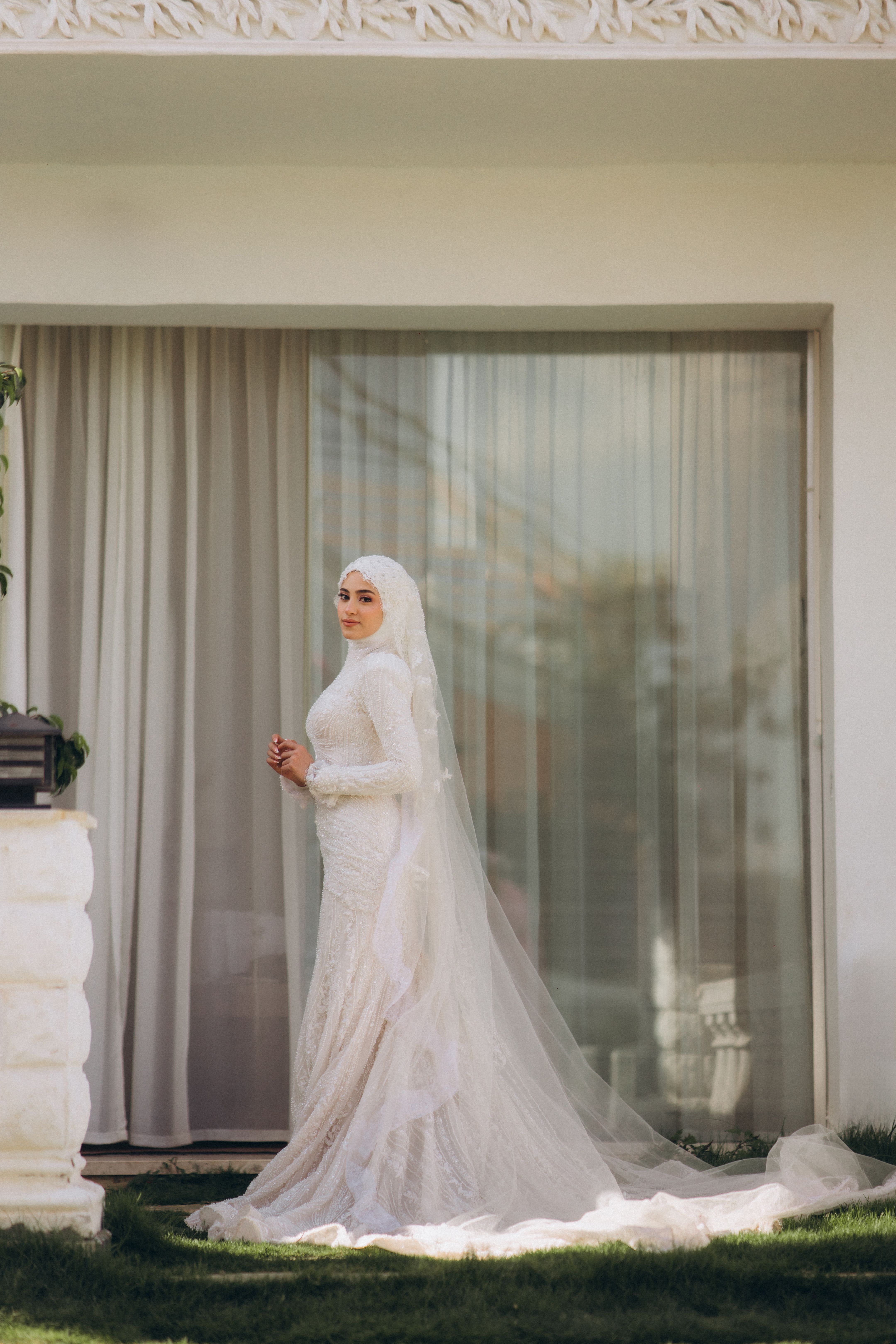 Elegant Muslim Bride in Traditional Wedding Attire · Free Stock Photo