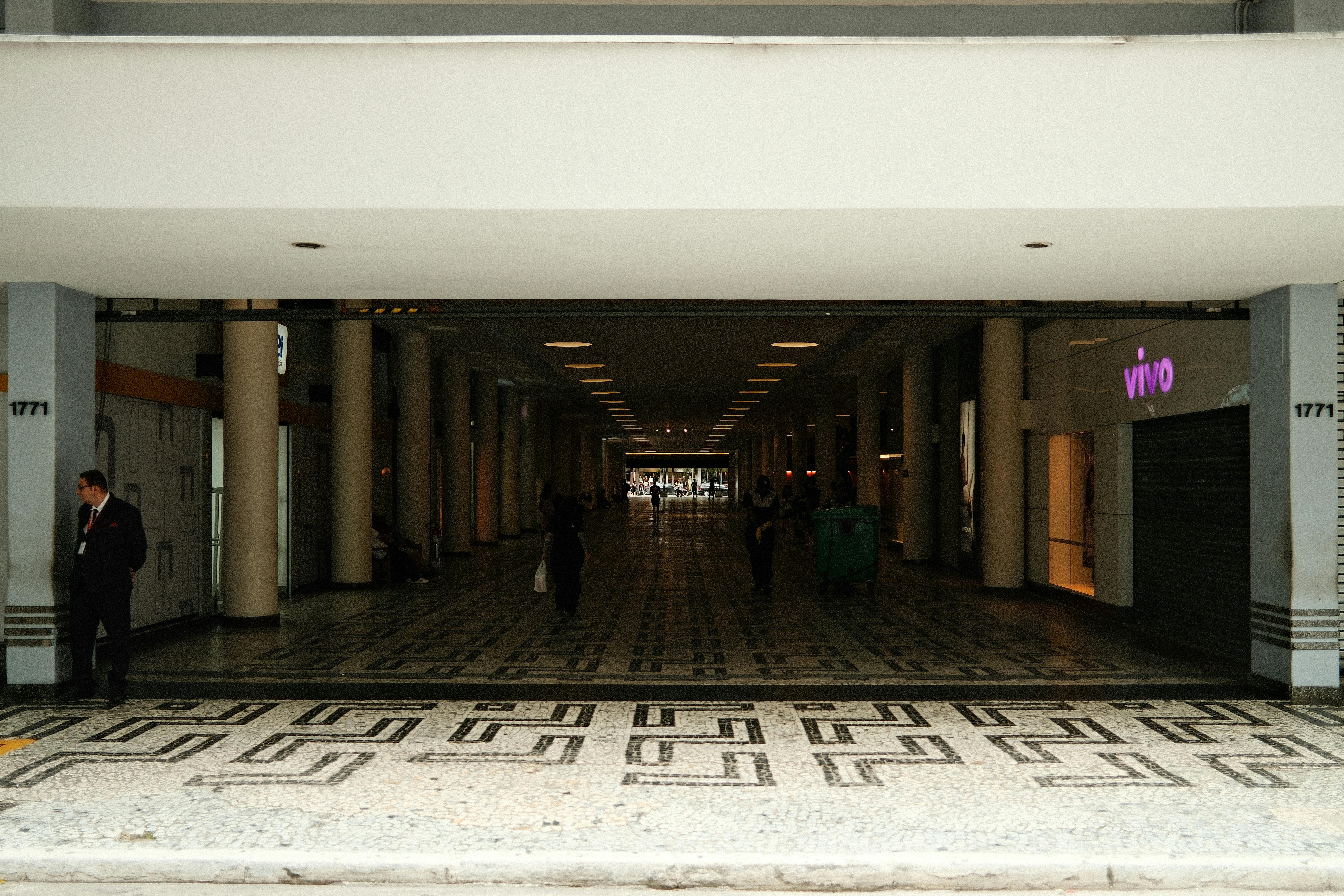Modern shopping mall corridor entrance view · Free Stock Photo