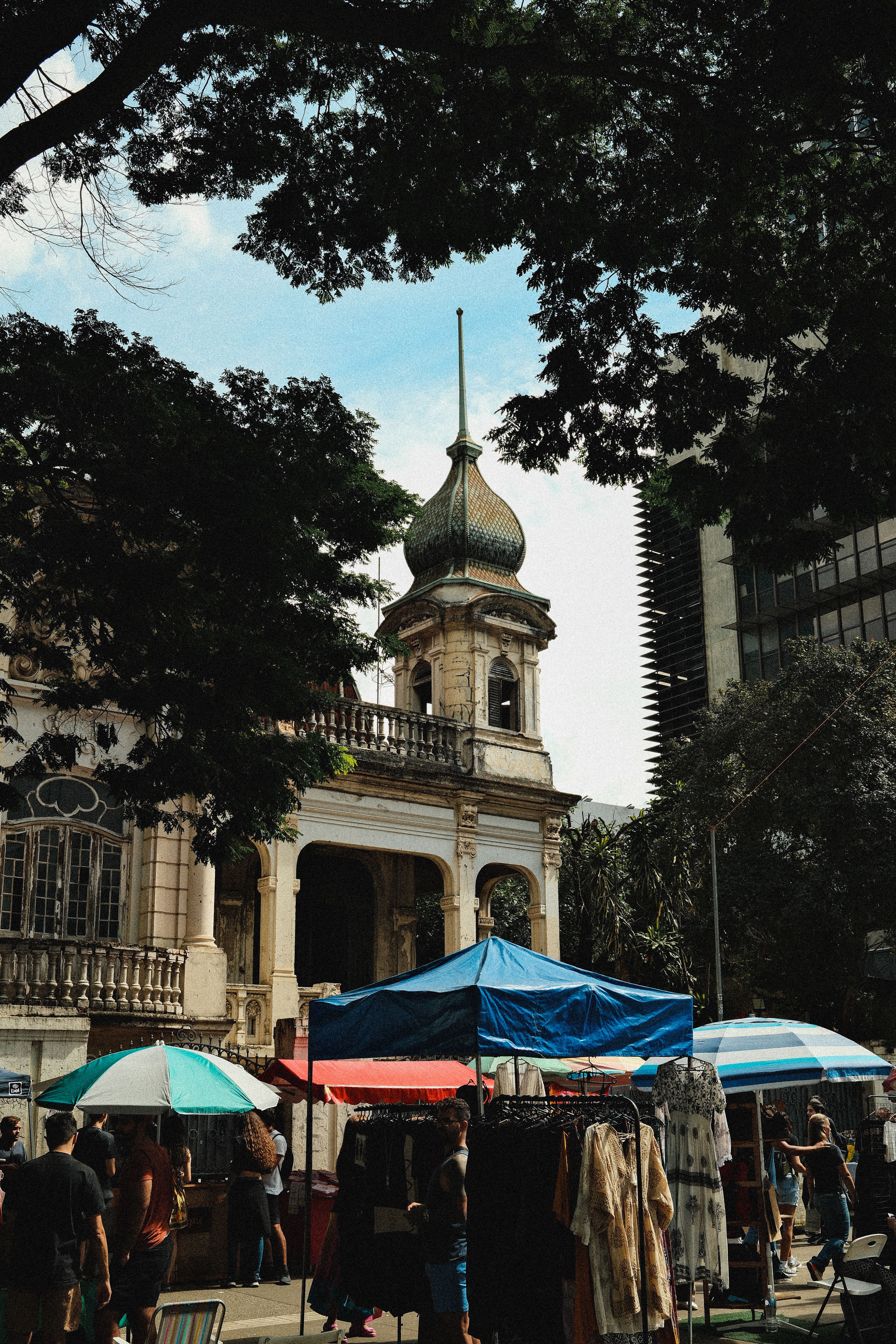 Vibrant Outdoor Market with Historic Architecture · Free Stock Photo