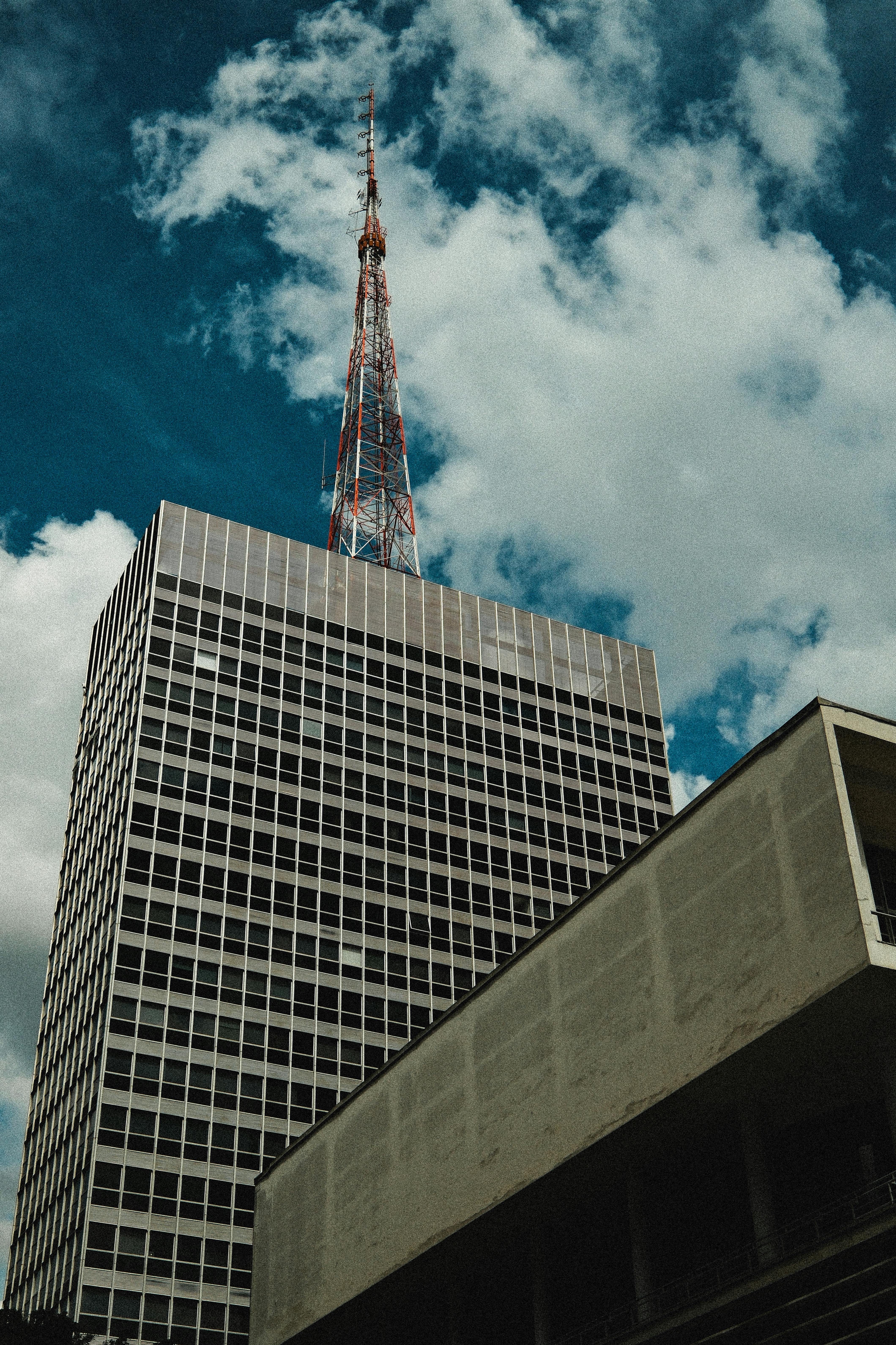 Modern Skyscraper with Telecommunications Tower · Free Stock Photo
